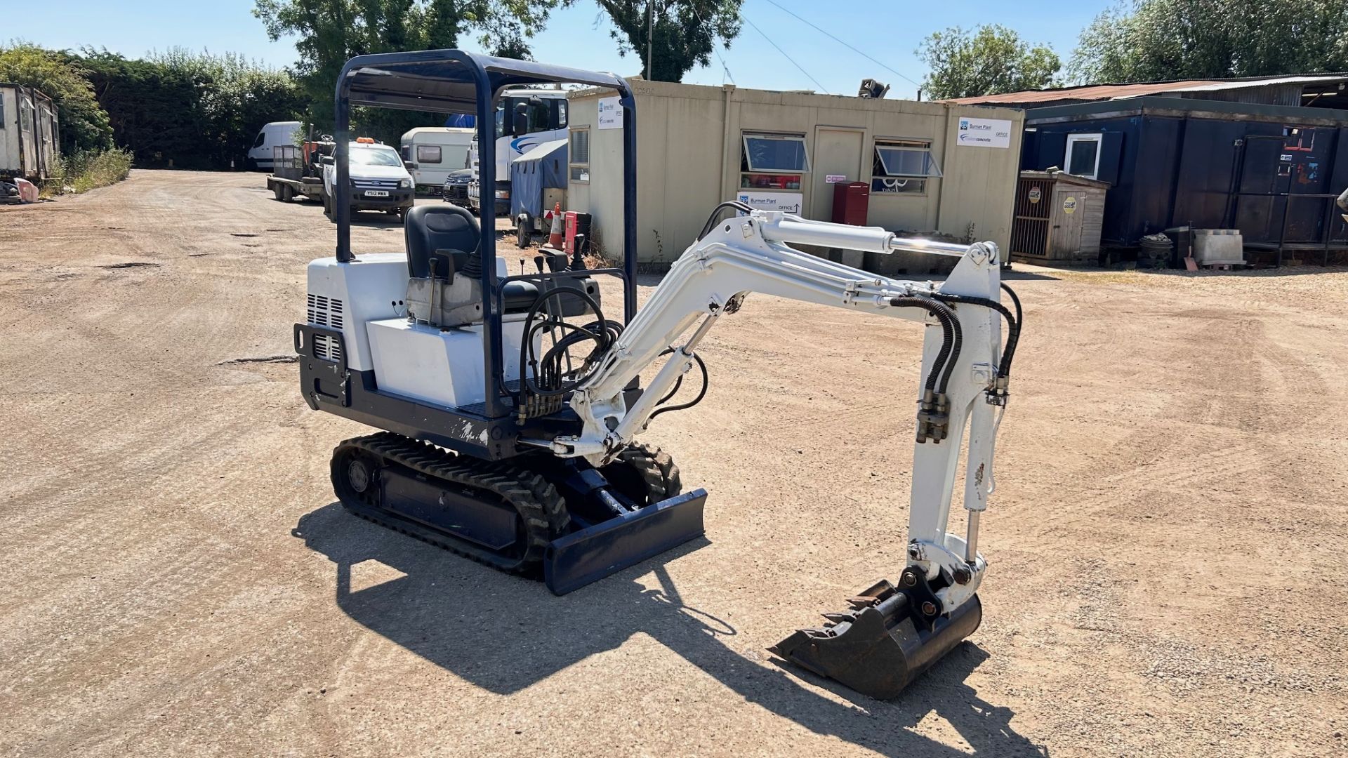 KH - Volvo EC14 1.5 ton mini digger, has a new digging bucket just ...