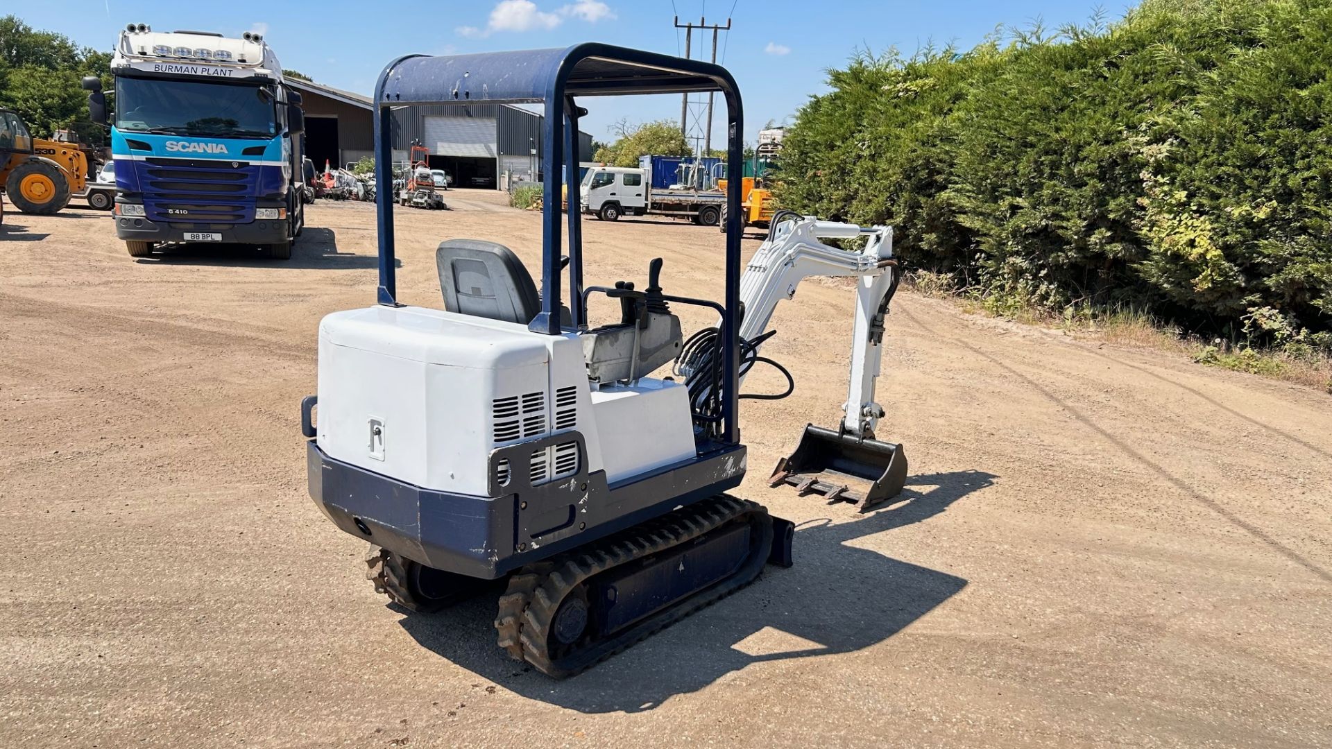 KH - Volvo EC14 1.5 ton mini digger, has a new digging bucket just ...