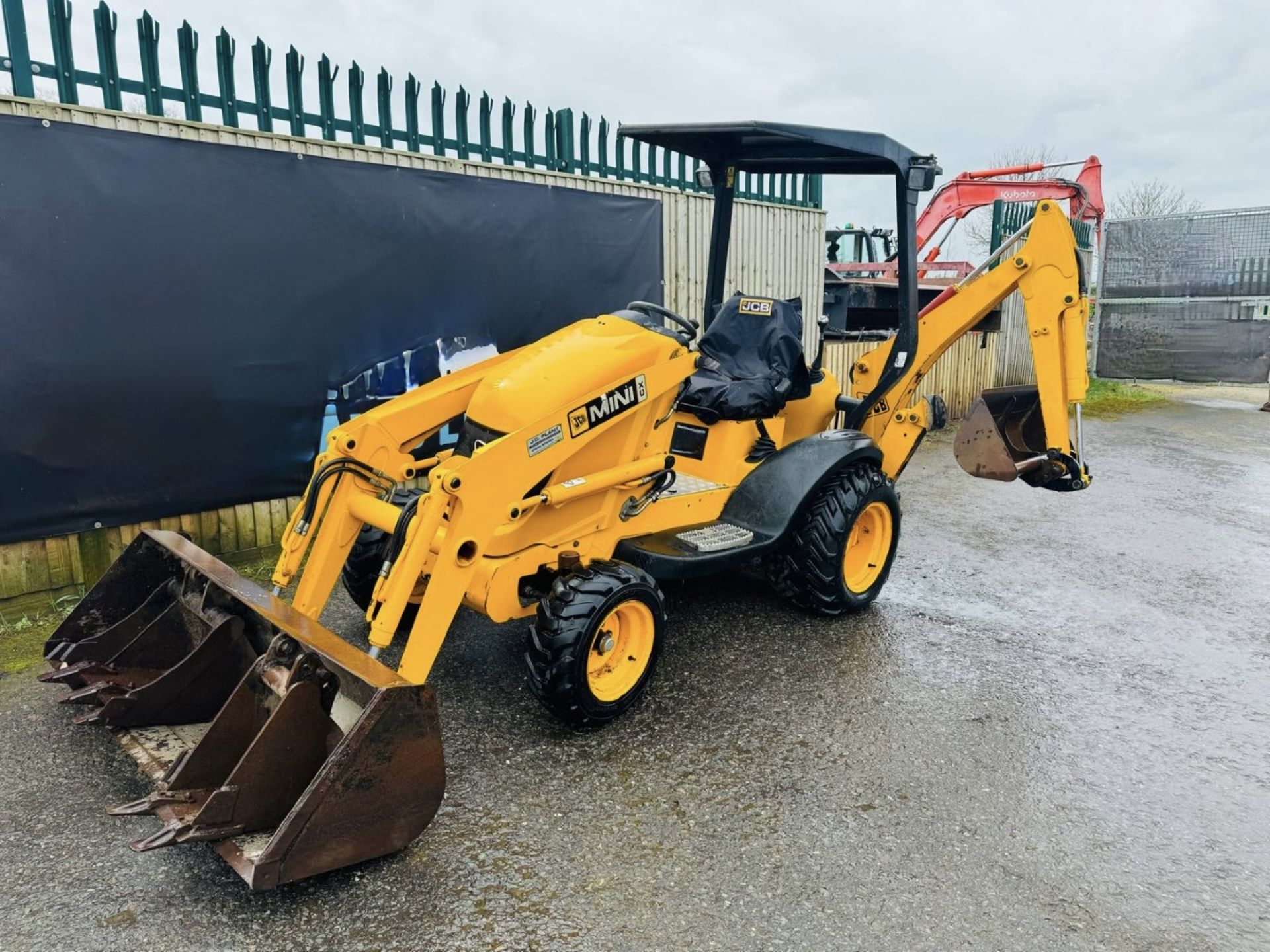 2004, JCB MINI CX JCB Mini CX Year 2004 15kw Bucket Hammer lines 3 Rear ...