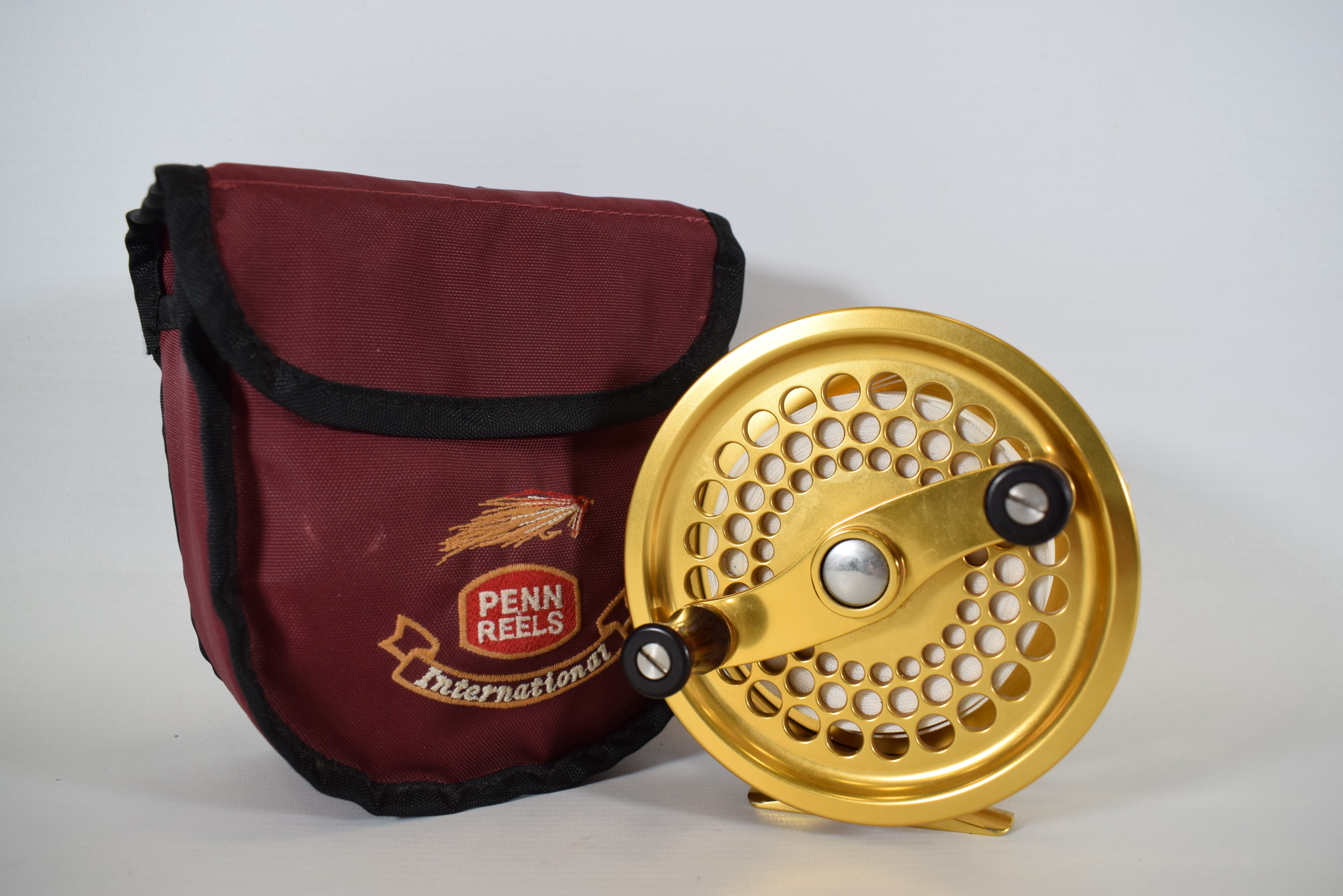 Penn Reels Int. Penn International 4AR with soft pouch.