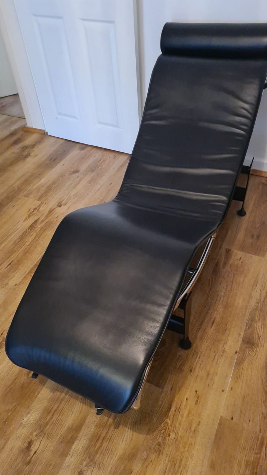 Le Corbusier Style Genuine Black Leather Chaise LongueContrasting A ...