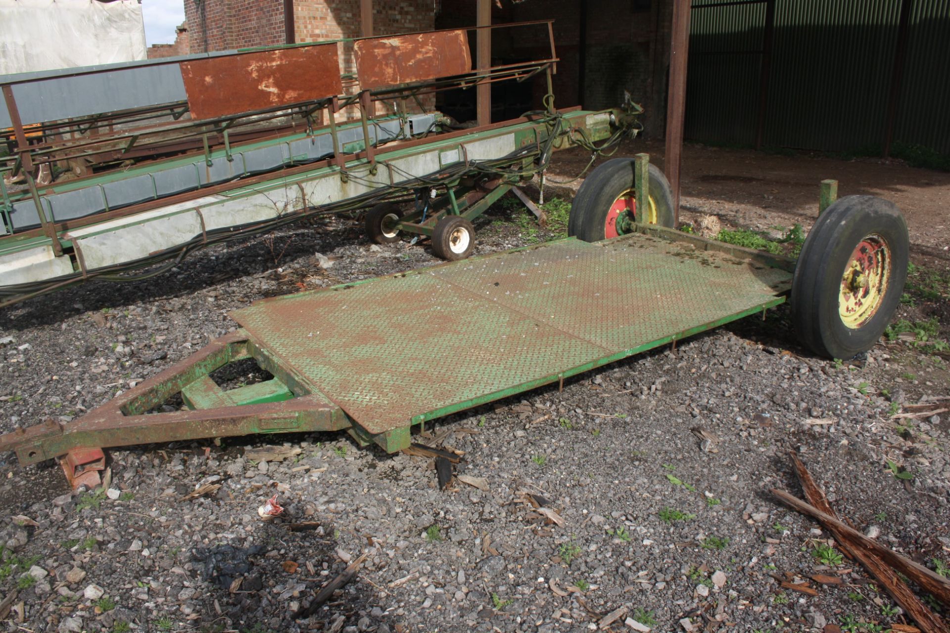 Single axle low loader with checker plate floor