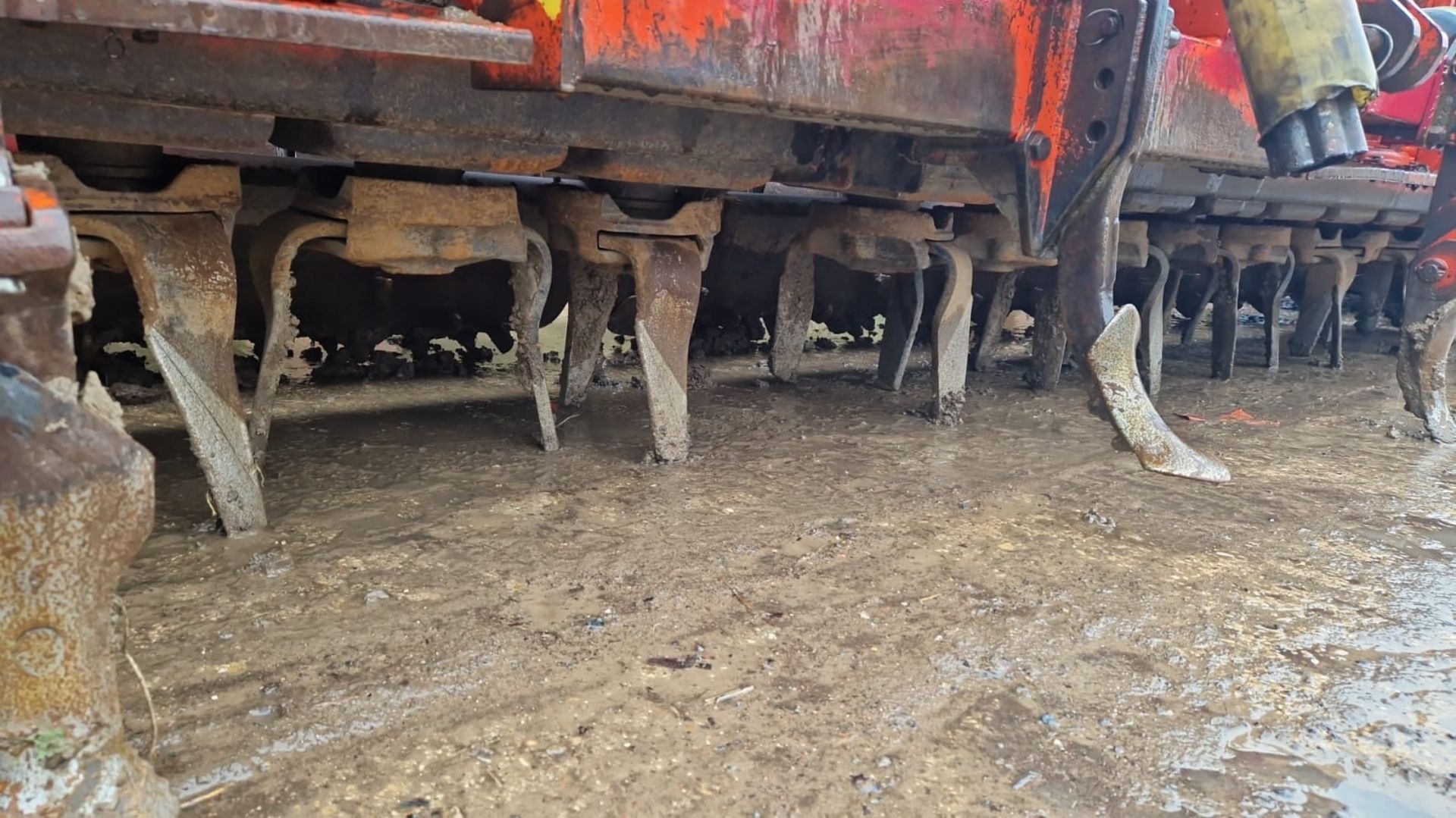 (98) Kuhn HR6002 DR hydraulic folding 6m power harrow, with wheel ...