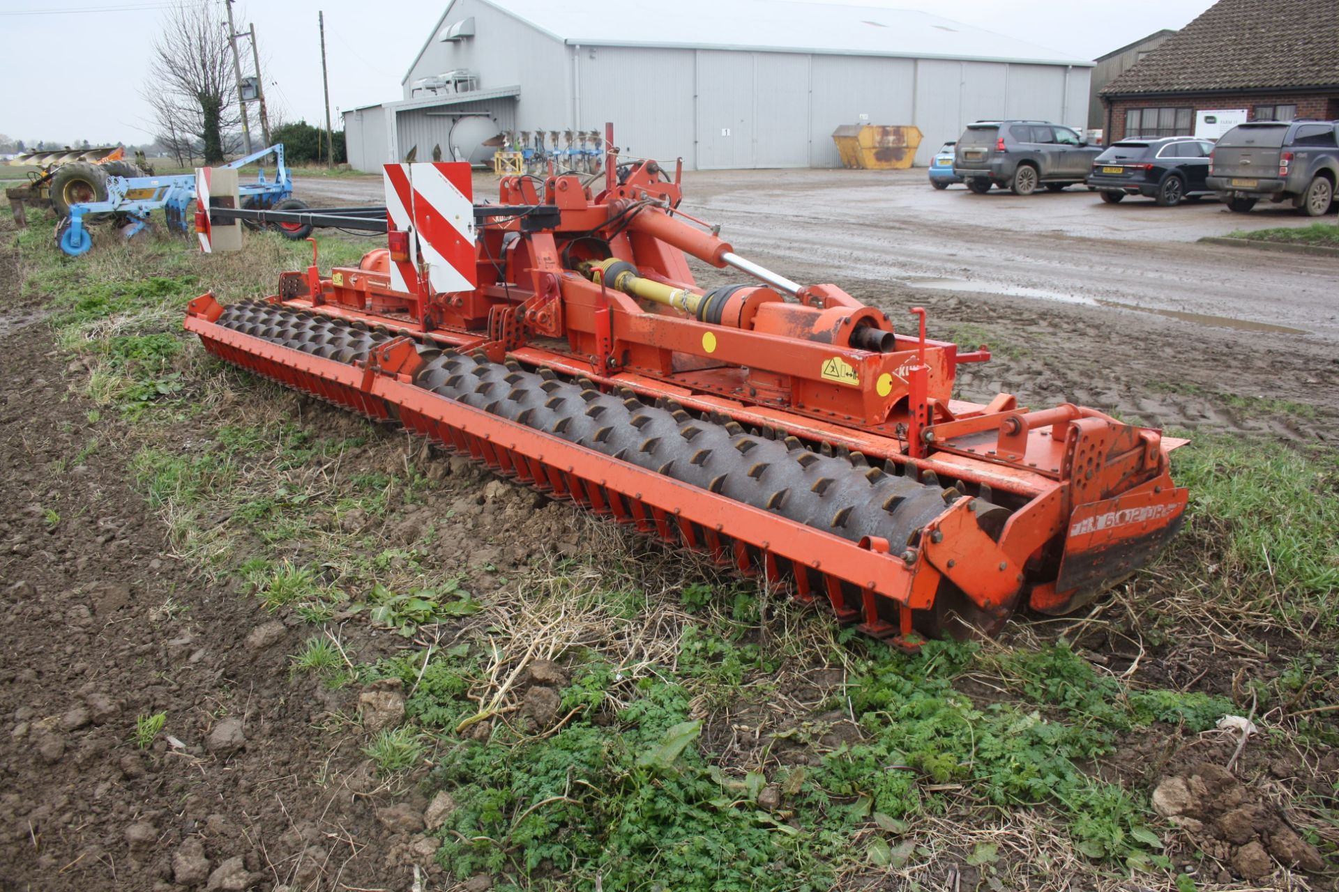 (98) Kuhn HR6002 DR hydraulic folding 6m power harrow, with wheel ...
