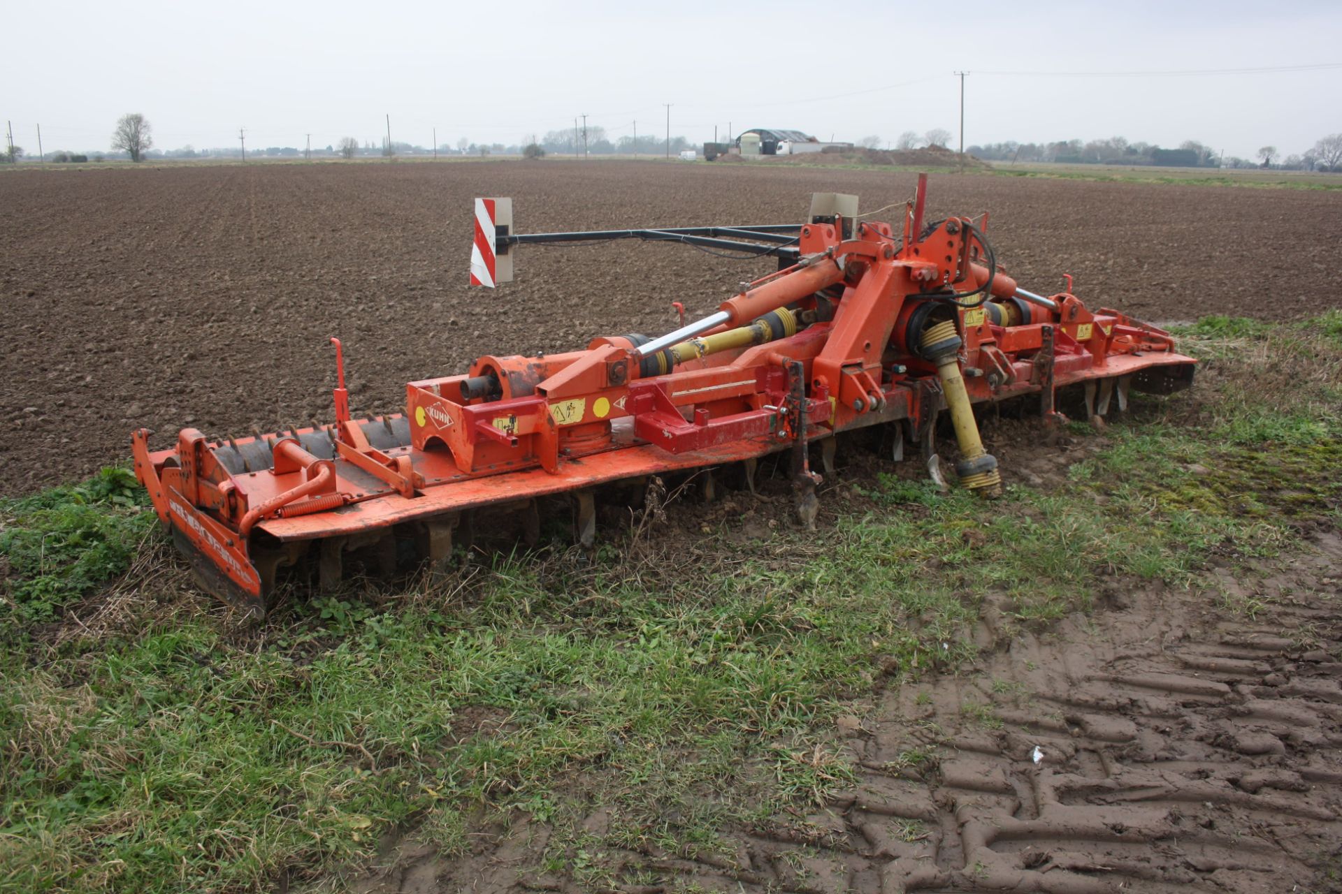 (98) Kuhn HR6002 DR hydraulic folding 6m power harrow, with wheel ...