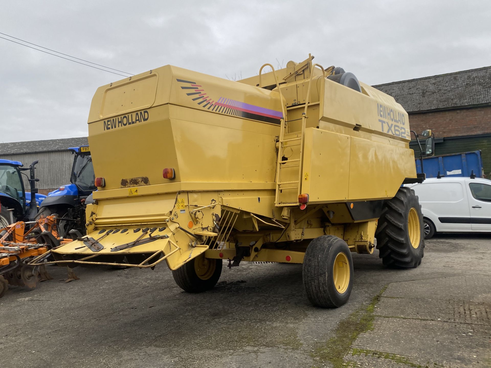 (97) New Holland TX 62 combine with 17ft header, straw chopper, chaff ...