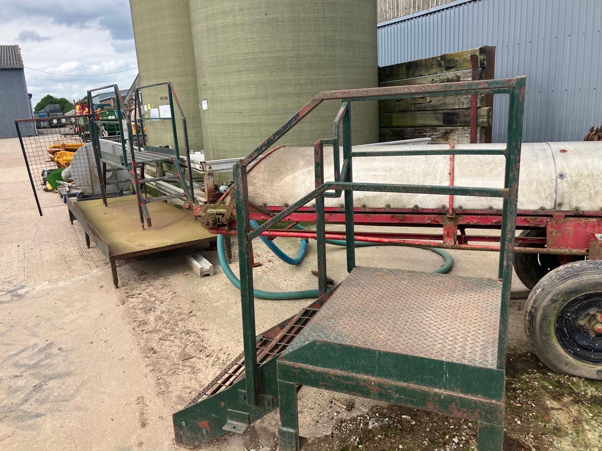 Metal steps, gentry and raised chq plate platform