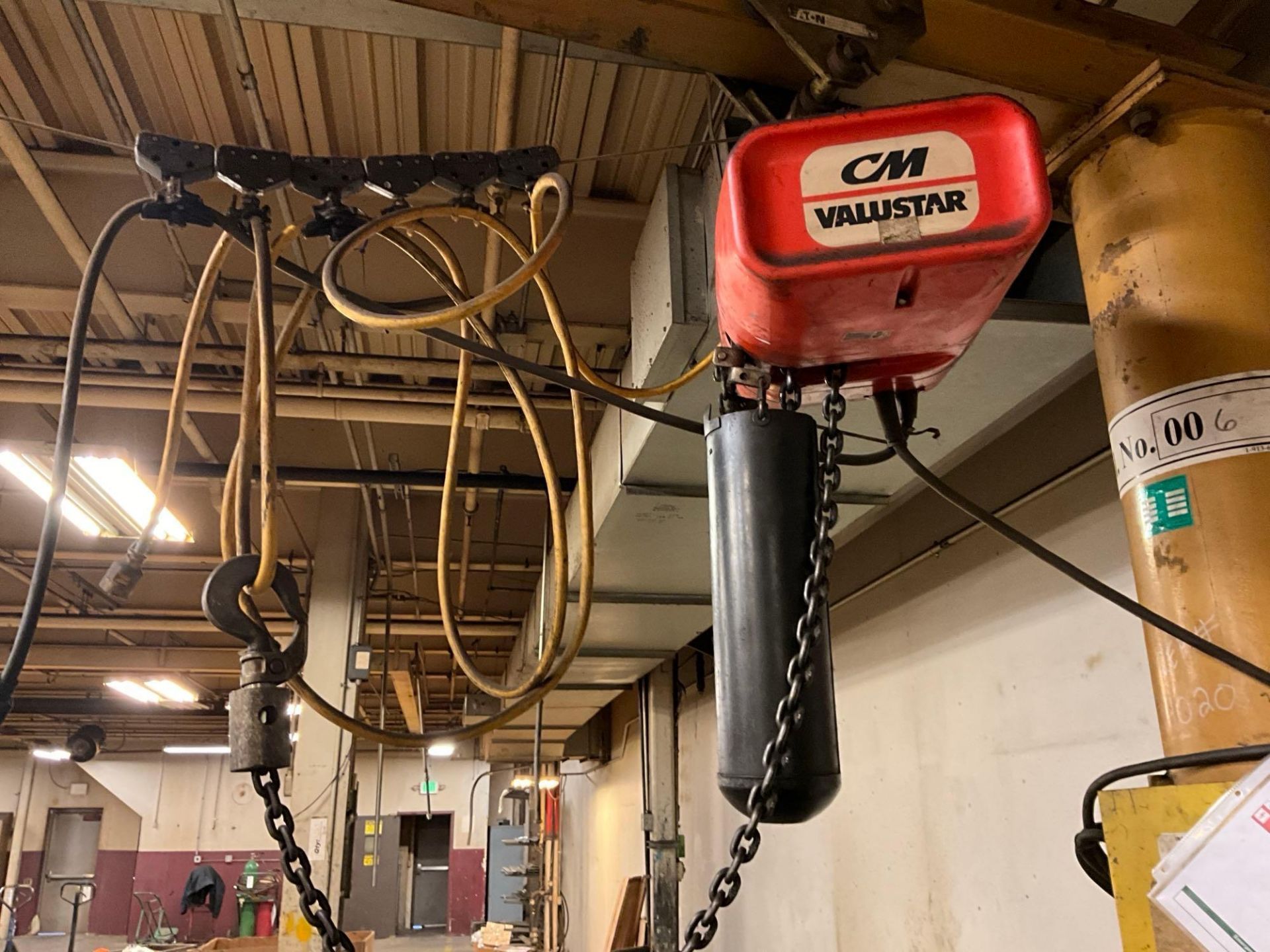 CONTRX JIB CRANE W 1/4 TON CM ELECTRIC CHAIN HOIST