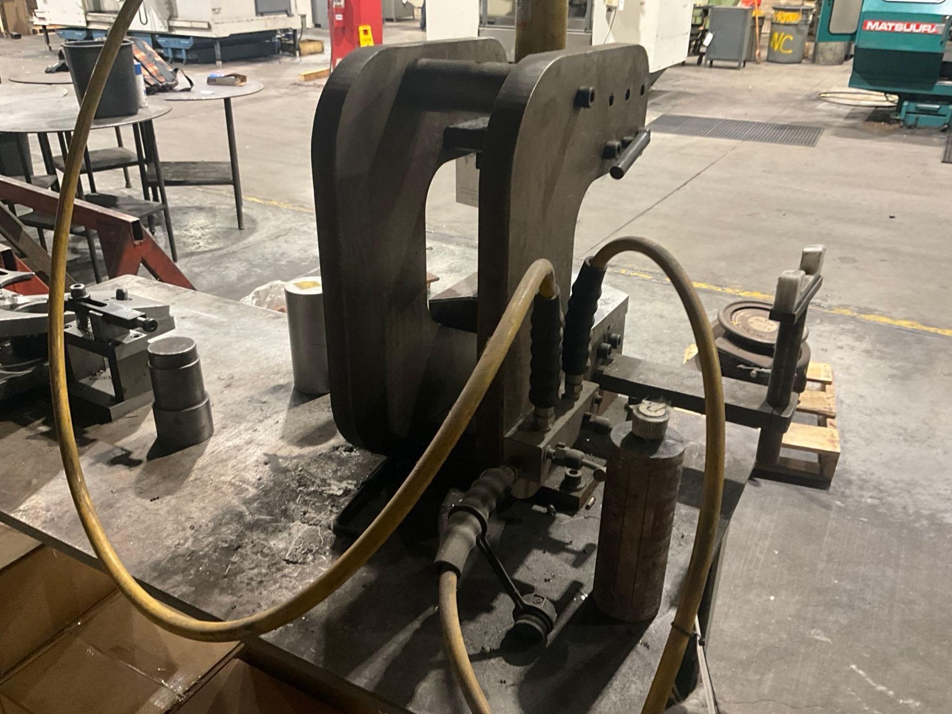 PNEUMATIC PRESS WITH BENCH AND JIG