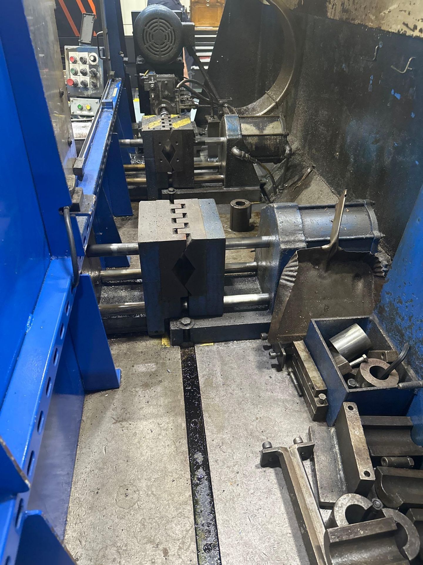 SHAFT CENTERING MACHINE (FINDS THE CENTERPOINT ON SHAFTS)