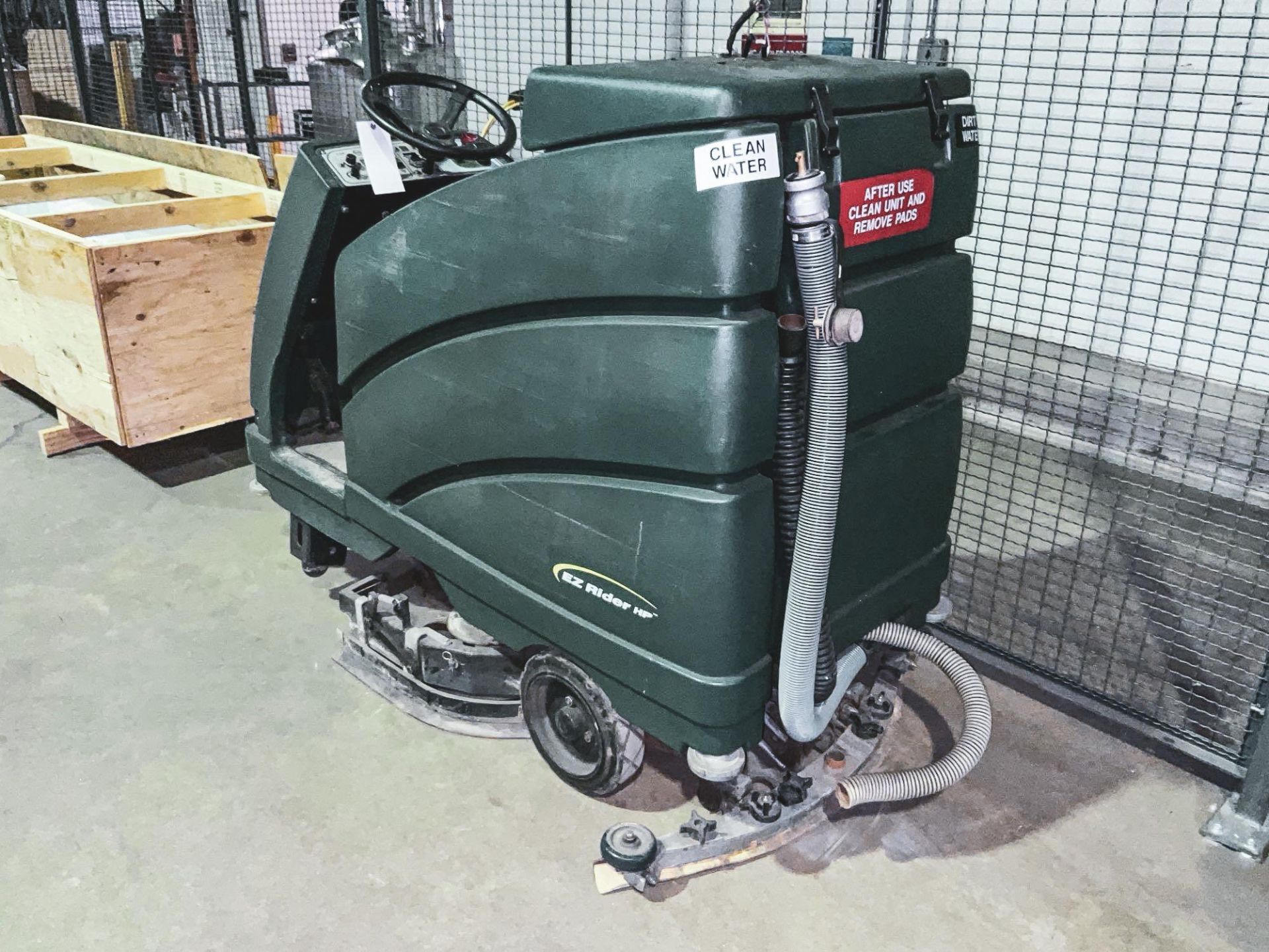 TENNANT CO. NOBLES MEZRIDERHP SCRUBBER GVW: 2050 LBS / 930 KG MODEL ...
