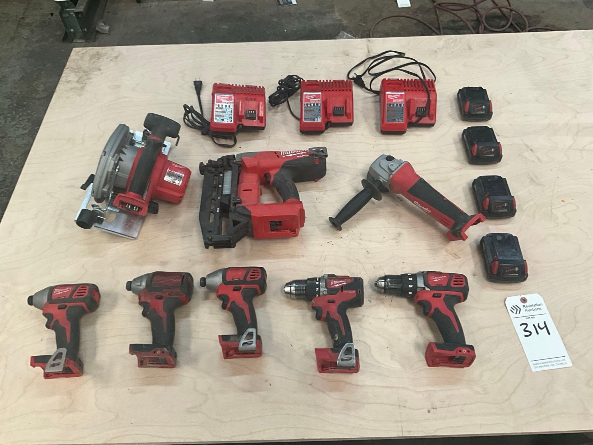 MILWAUKEE CORDLESS POWER TOOL SET 1/4” IMPACT DRIVERS 1/2” DRILL ...