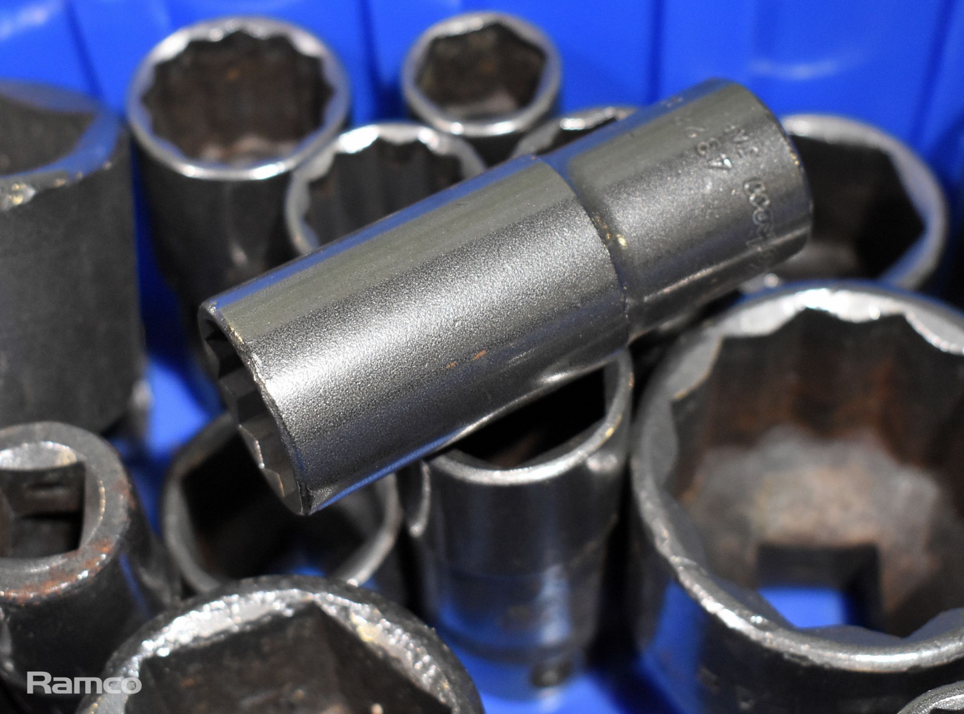 42x Sockets - different sizes - metric and imperial