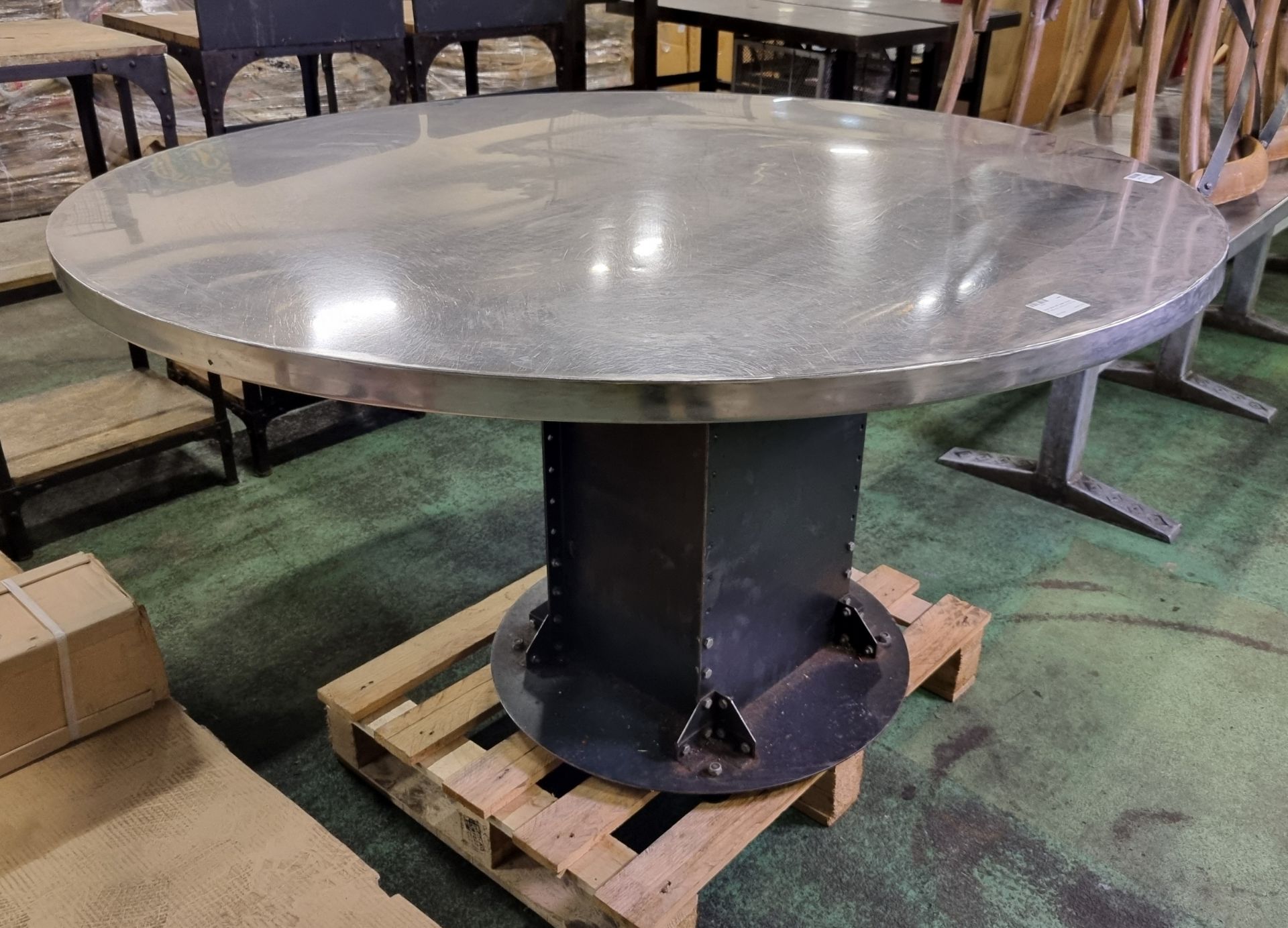 Metal table with base (loose) - W 1400 x D 1400 x H 730 mm