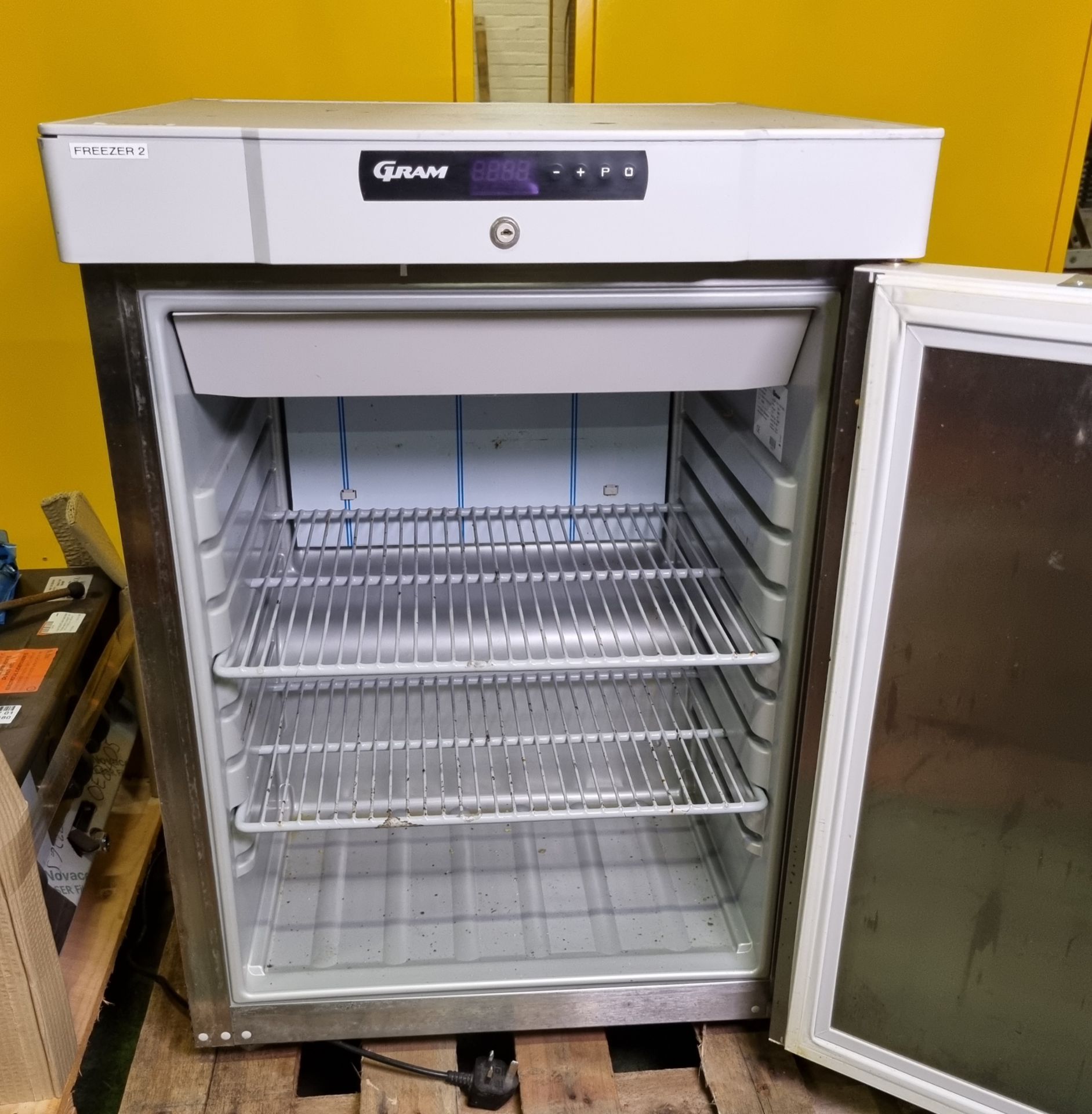 Gram F210RG3N undercounter freezer - W 600 x D 640 x H 840 mm
