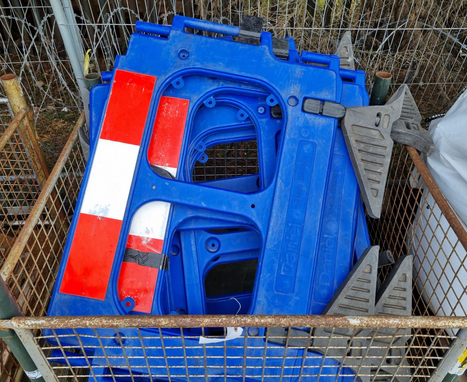 6x Daniel plastic interlocking barriers - W 1250 x D 50 x H 990mm