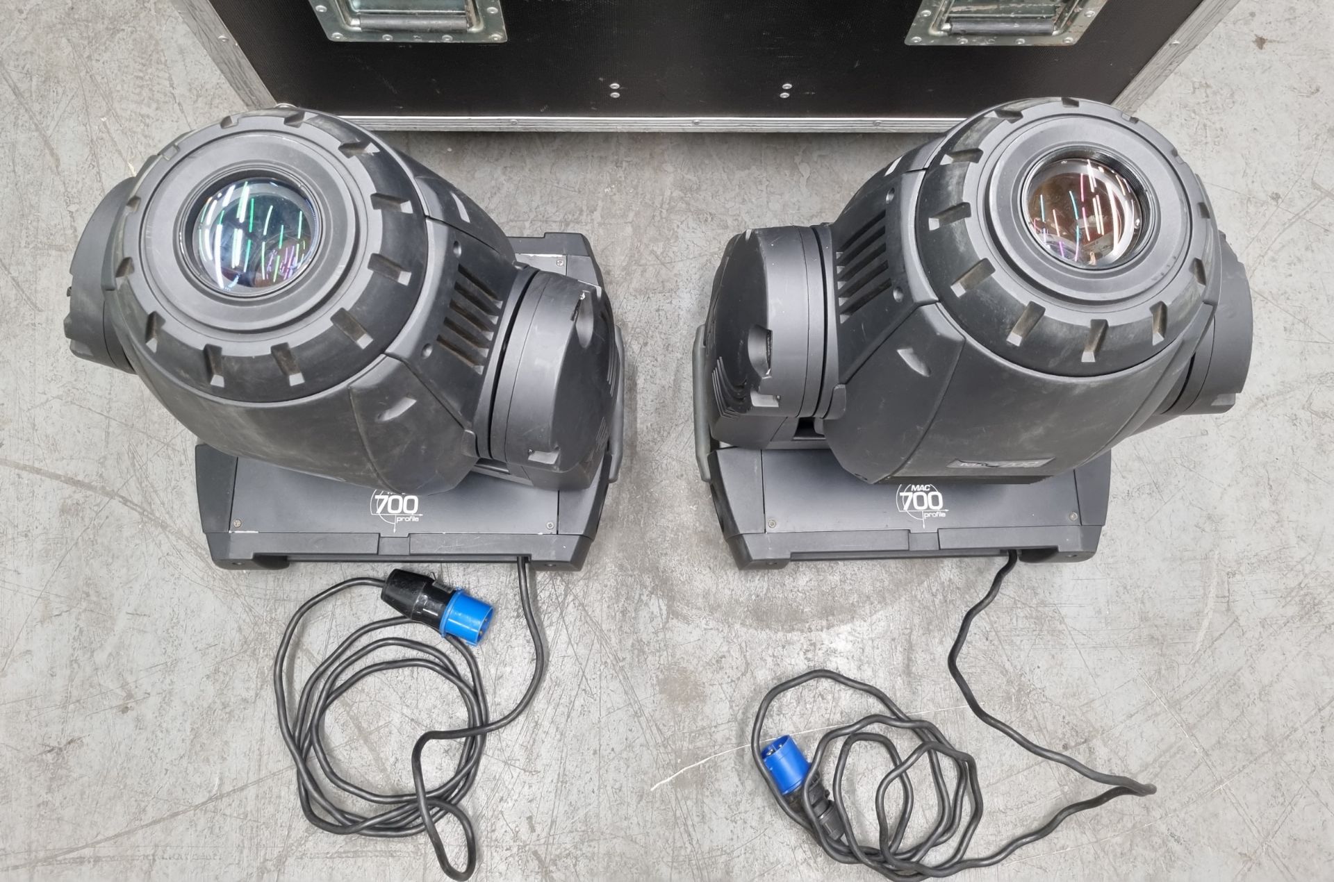 2x Martin MAC 700 Profile moving heads flight case Omega brackets bonds ...