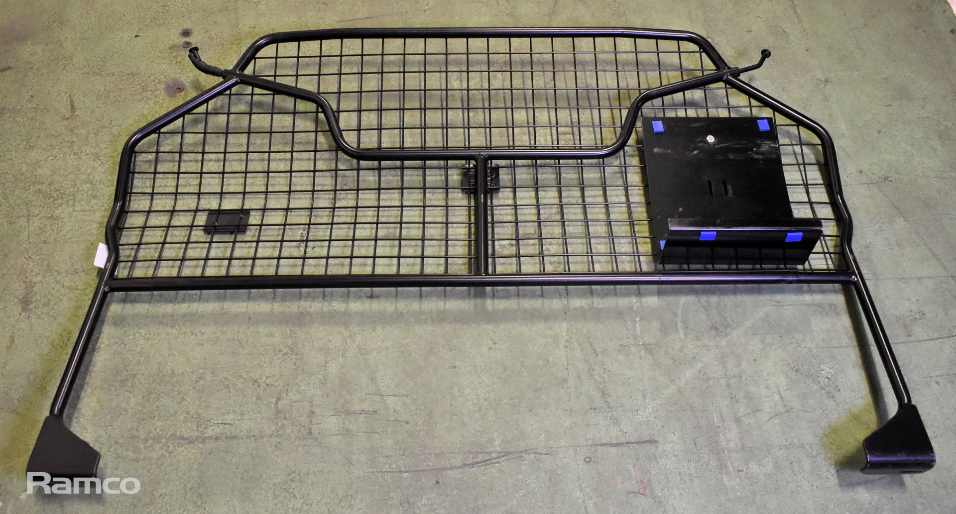 3x Land Rover Discovery 5 rear guard cages