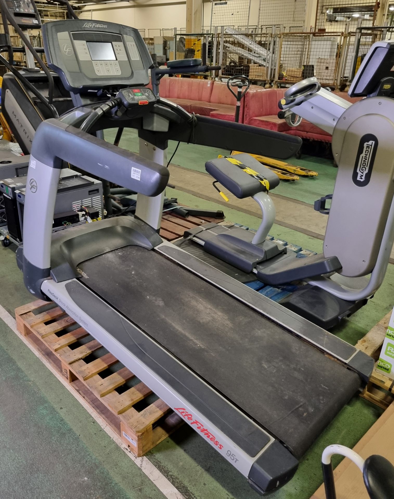 Life Fitness 95T treadmill - L 2050 x W 950 x H 1600mm