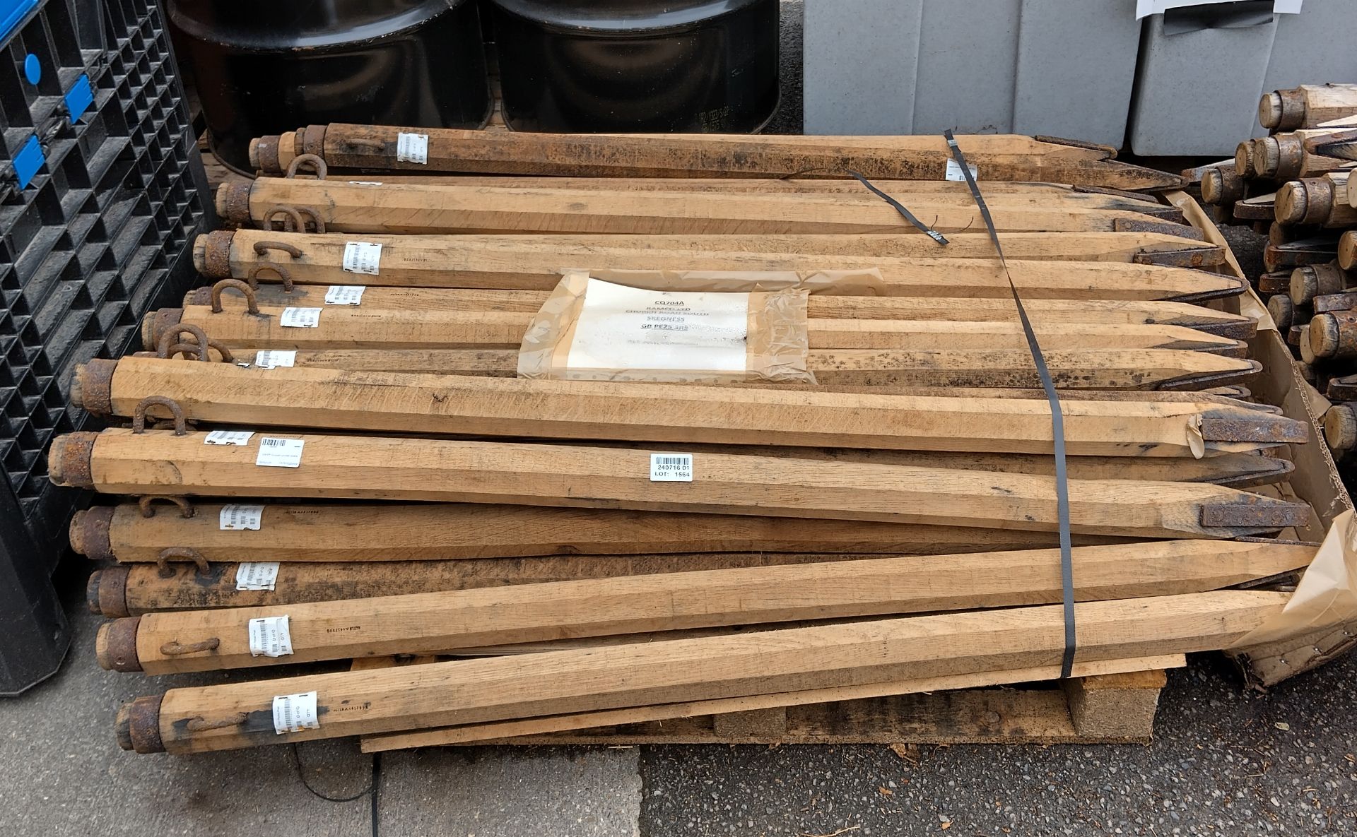 40x 5ft wooden picket posts