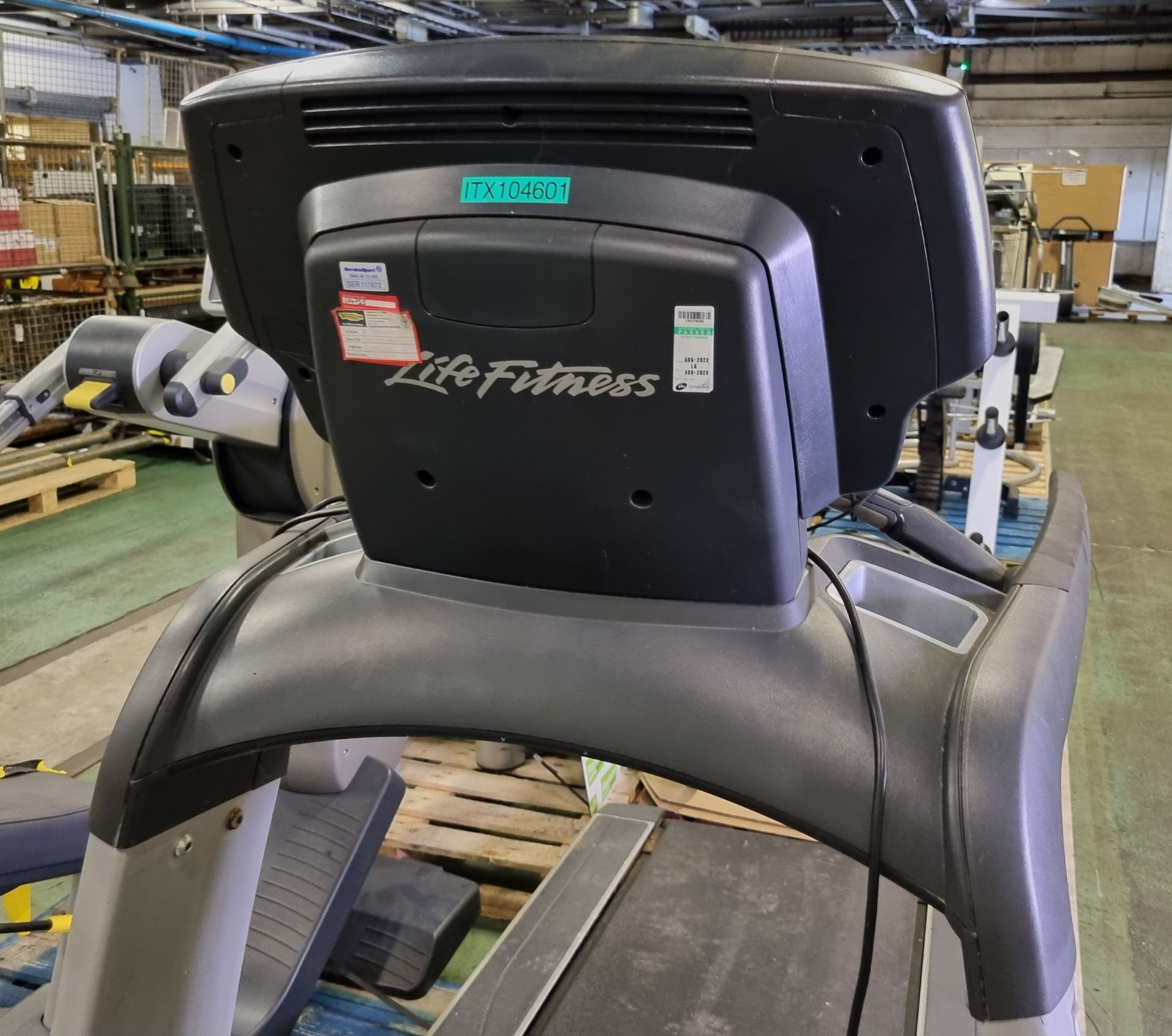 Life Fitness 95T treadmill - L 2050 x W 950 x H 1600mm
