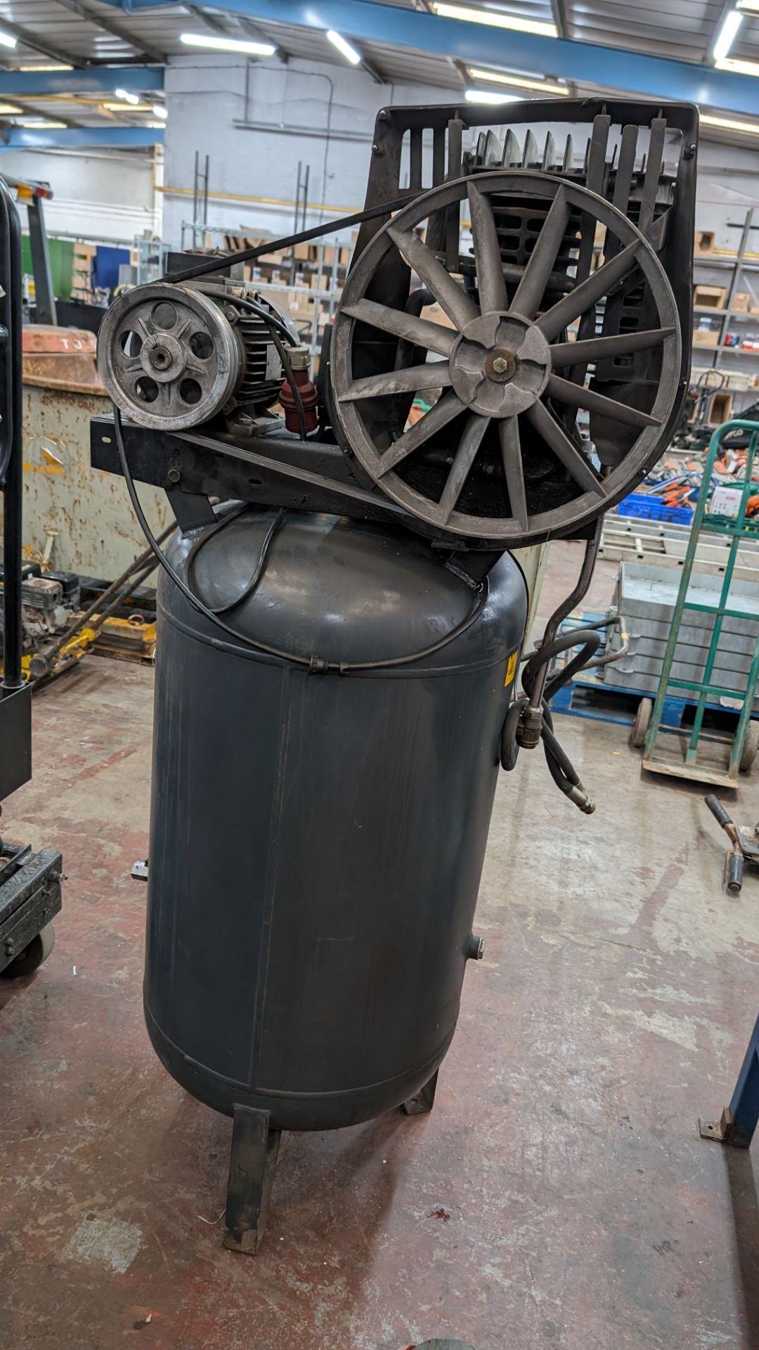 Rand compressor comprising vertical welded air receiver with compressor ...