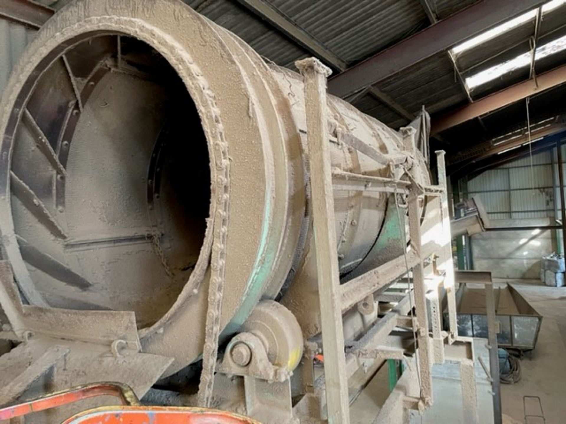 Trommel, approx. 1650mm dia. x 5m long, with chain drive. Woven wire ...