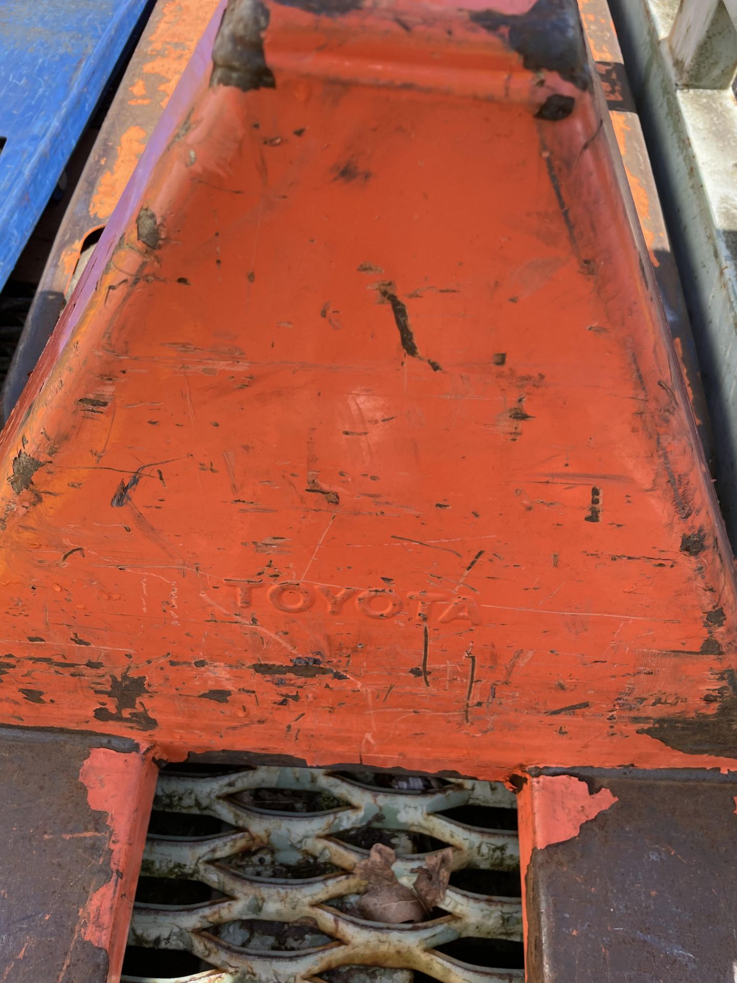 Toyota Hand Hydraulic Pallet Truck Please read the following important ...