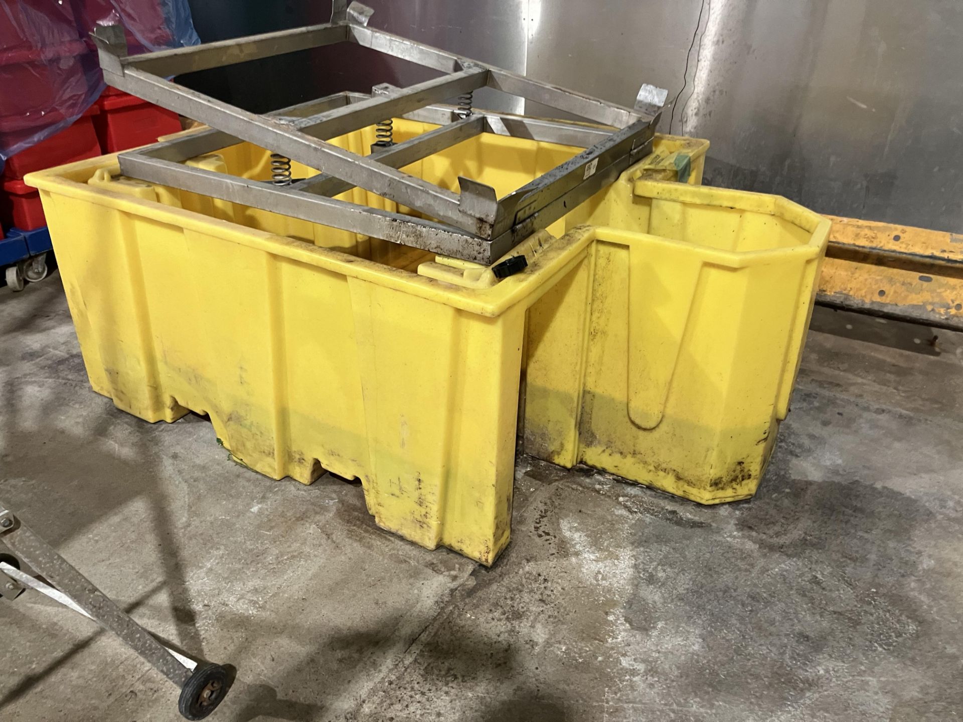 Plastic IBC Bund Stand, with part IBC of Antifoam Please read the ...