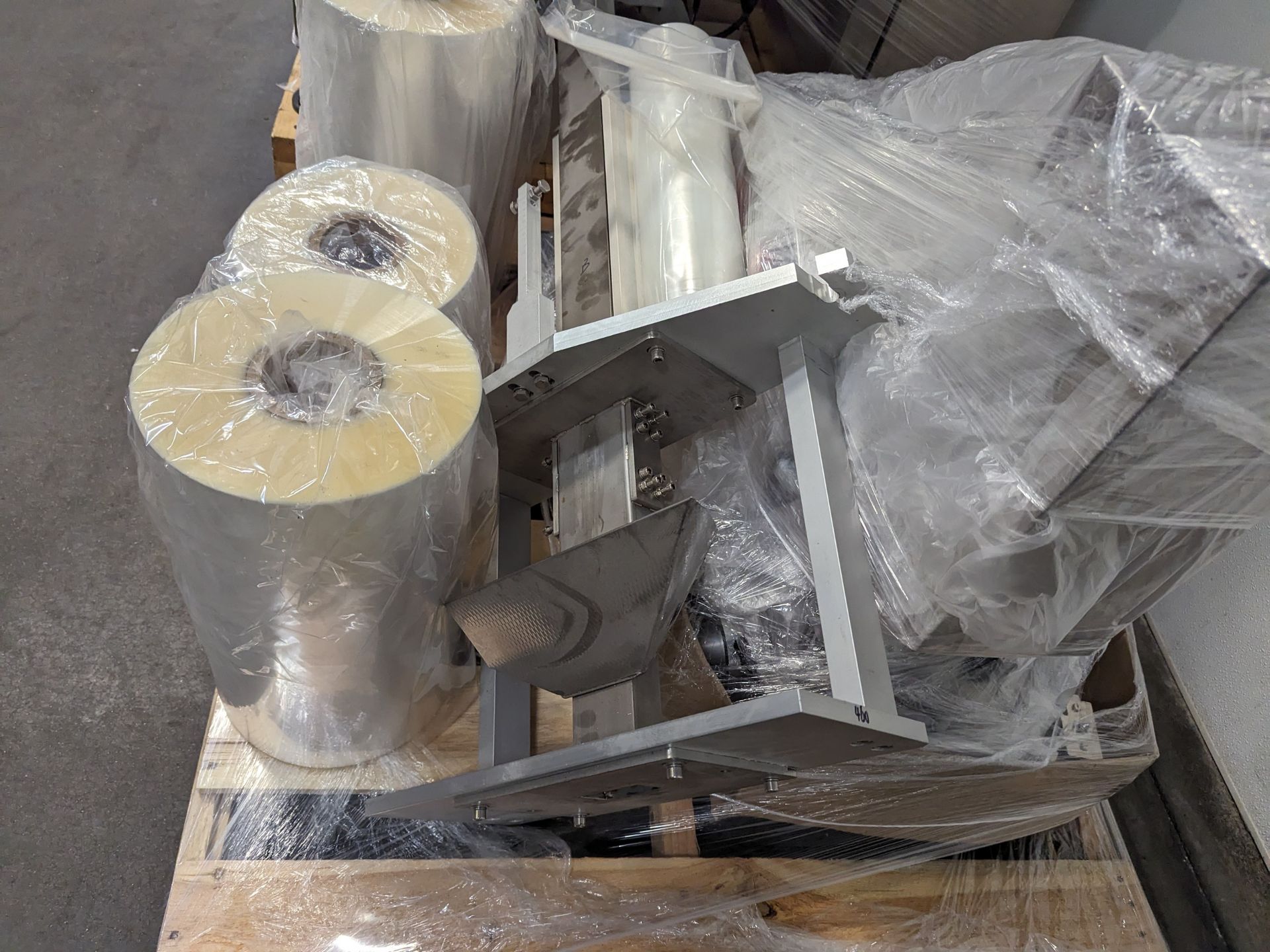 Honor Pack VFJ-Q460 VFFS Machine 68x40x84, Plus pallet 48x40x30 Rigging ...
