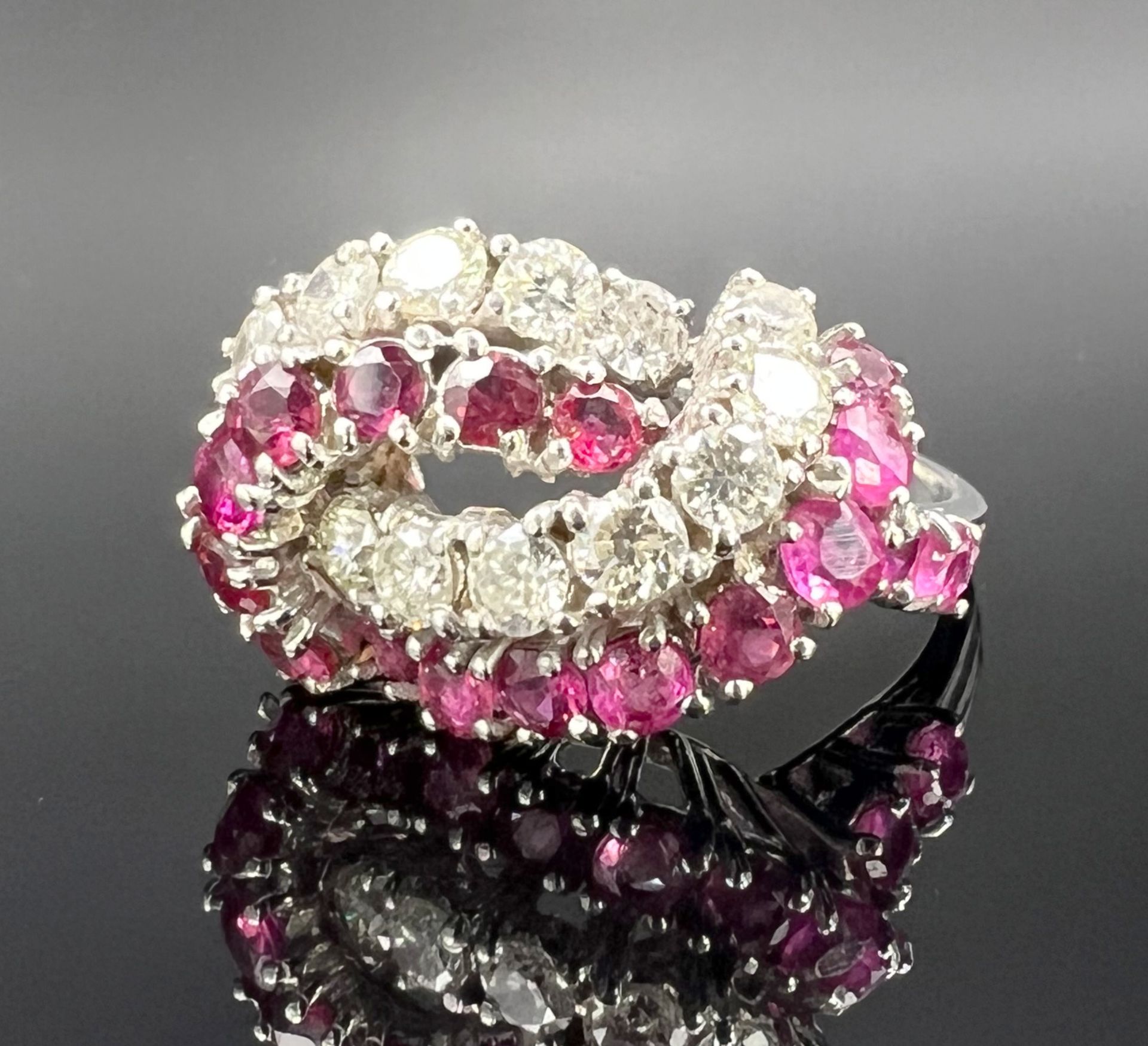 Damenring in Schleifenform. 585 Weißgold mit Diamanten und Rubinen ...