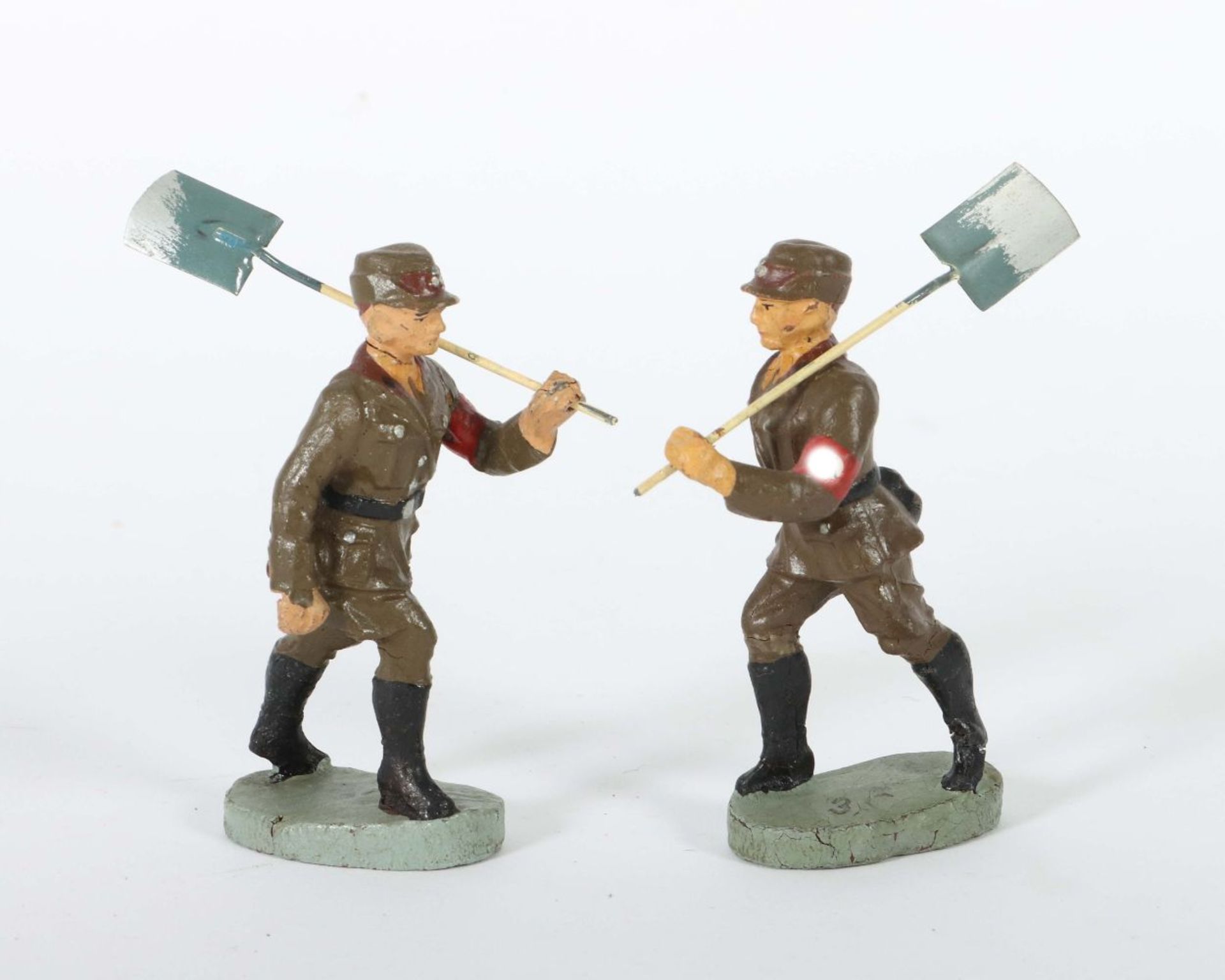 2 RAD-SoldatenElastolin, 2 RAD-Soldaten im Marsch mit Spaten, /662/22 ...