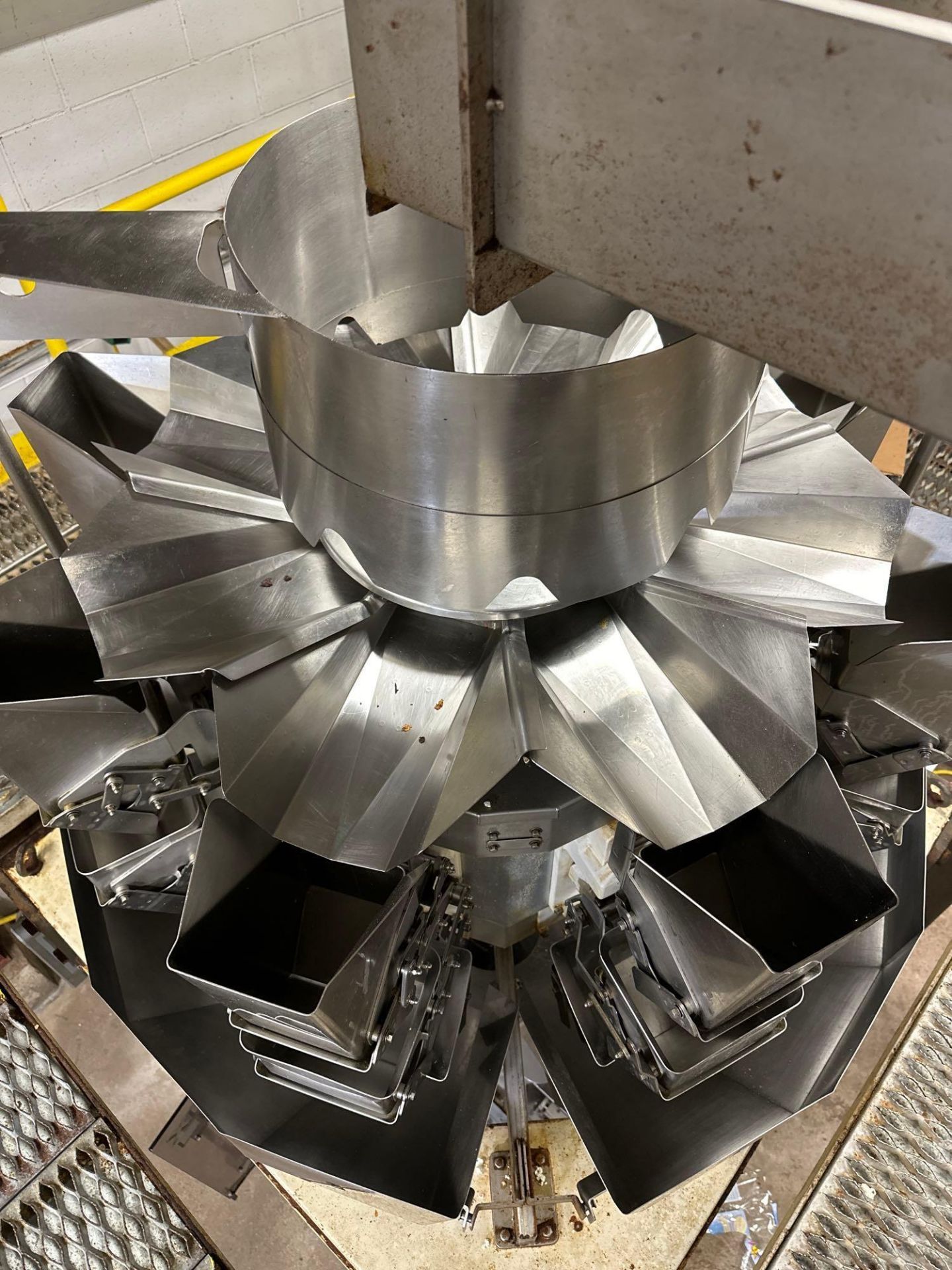 Used Yamato scale with: (8) Buckets Max speed: 20 grams per minute ...