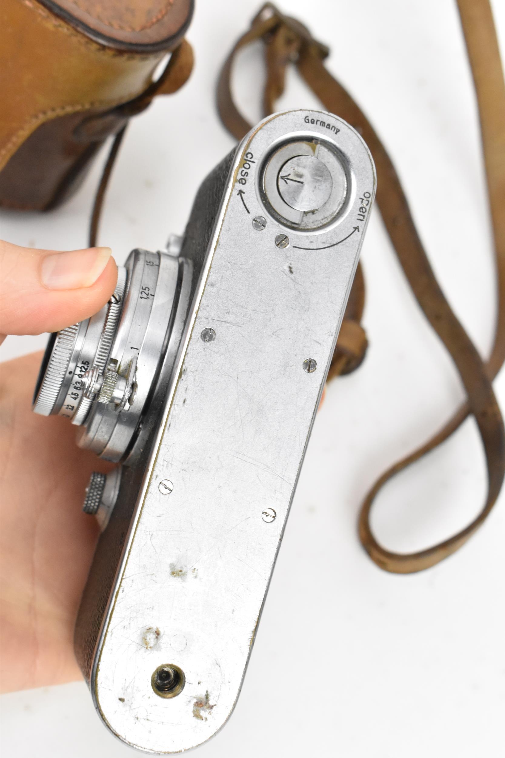 A cased Leica DRP No. 293142 Ernst Leitz Wetzlar Summar 50mm lens, in ...