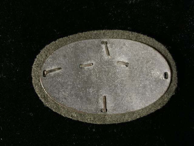 A WWI GERMAN MACHINE GUNNER PATCH / BADGE, OVAL FORM, METAL BORDER AND ...