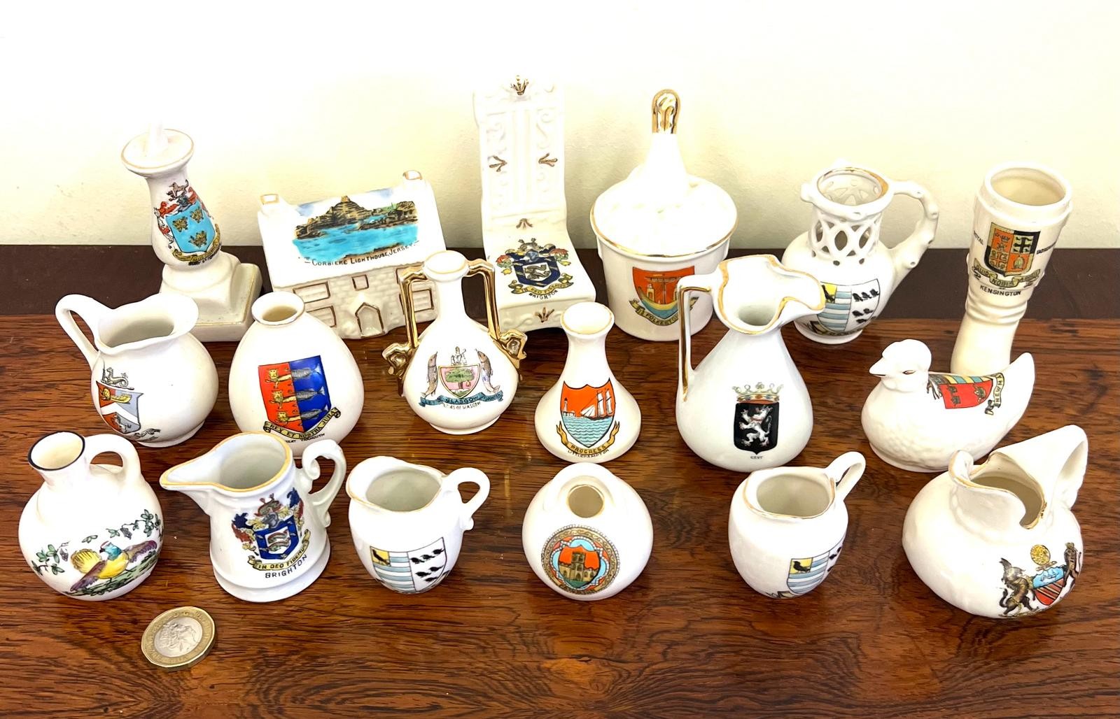 EIGHTEEN VARIOUS PIECES OF CRESTED WARE INCLUDING CARLTON, ETC.