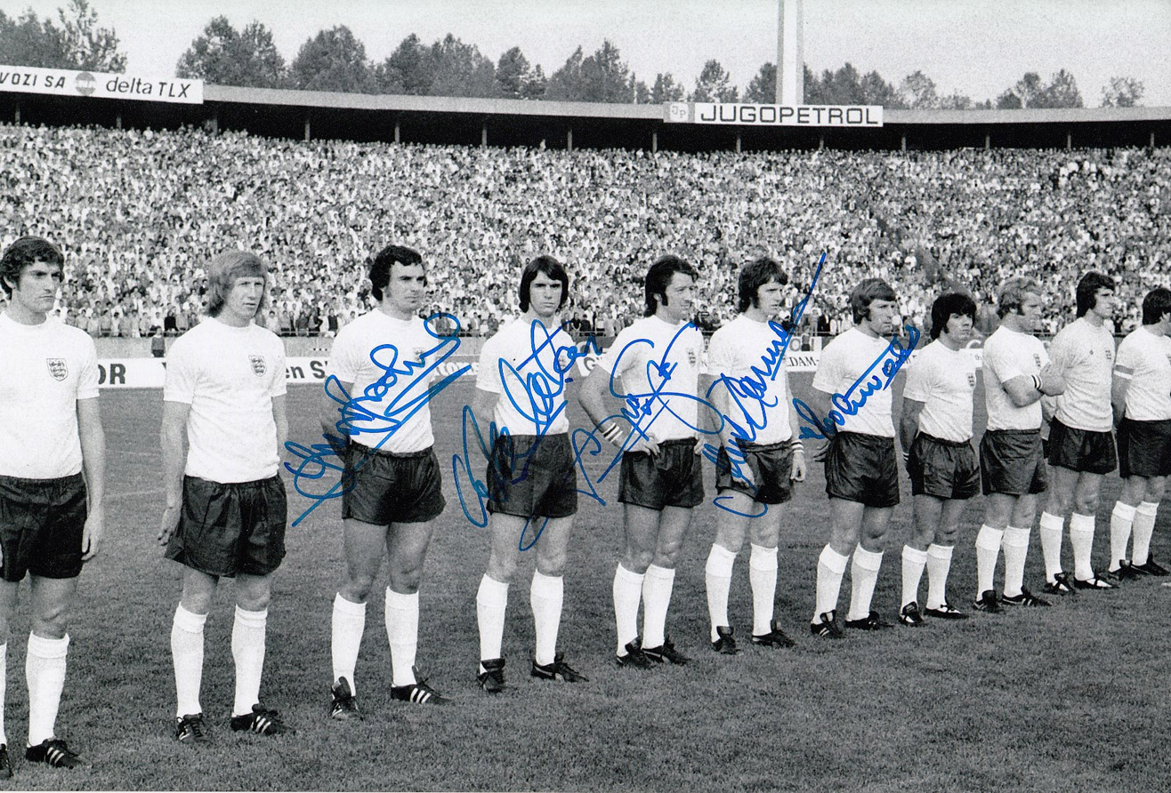 Autographed ENGLAND 12 x 8 Photo : B/W, depicting England players ...
