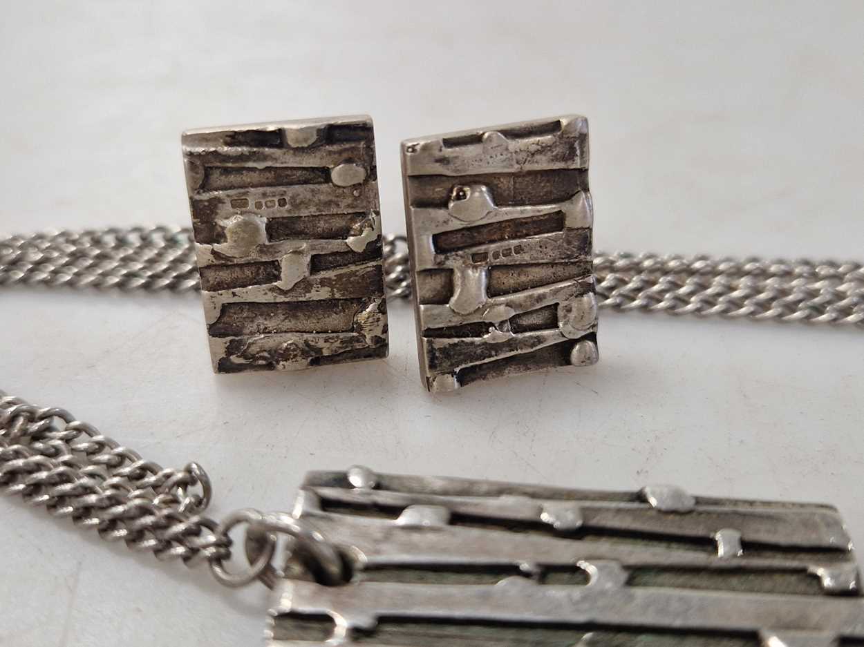 A pair of cufflinks and pendant by Brian Asquith (2)