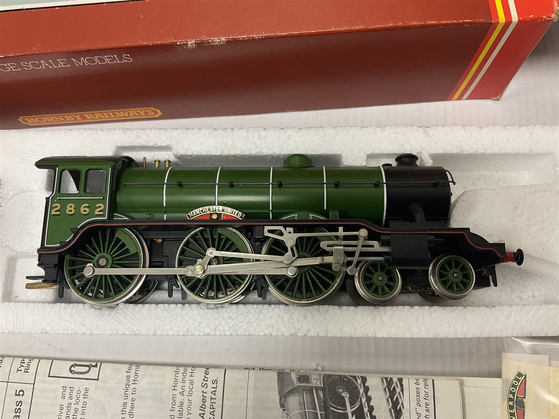 Hornby ‘00’ gauge - Class B17 4-6-0 ‘Manchester United’ locomotive no ...