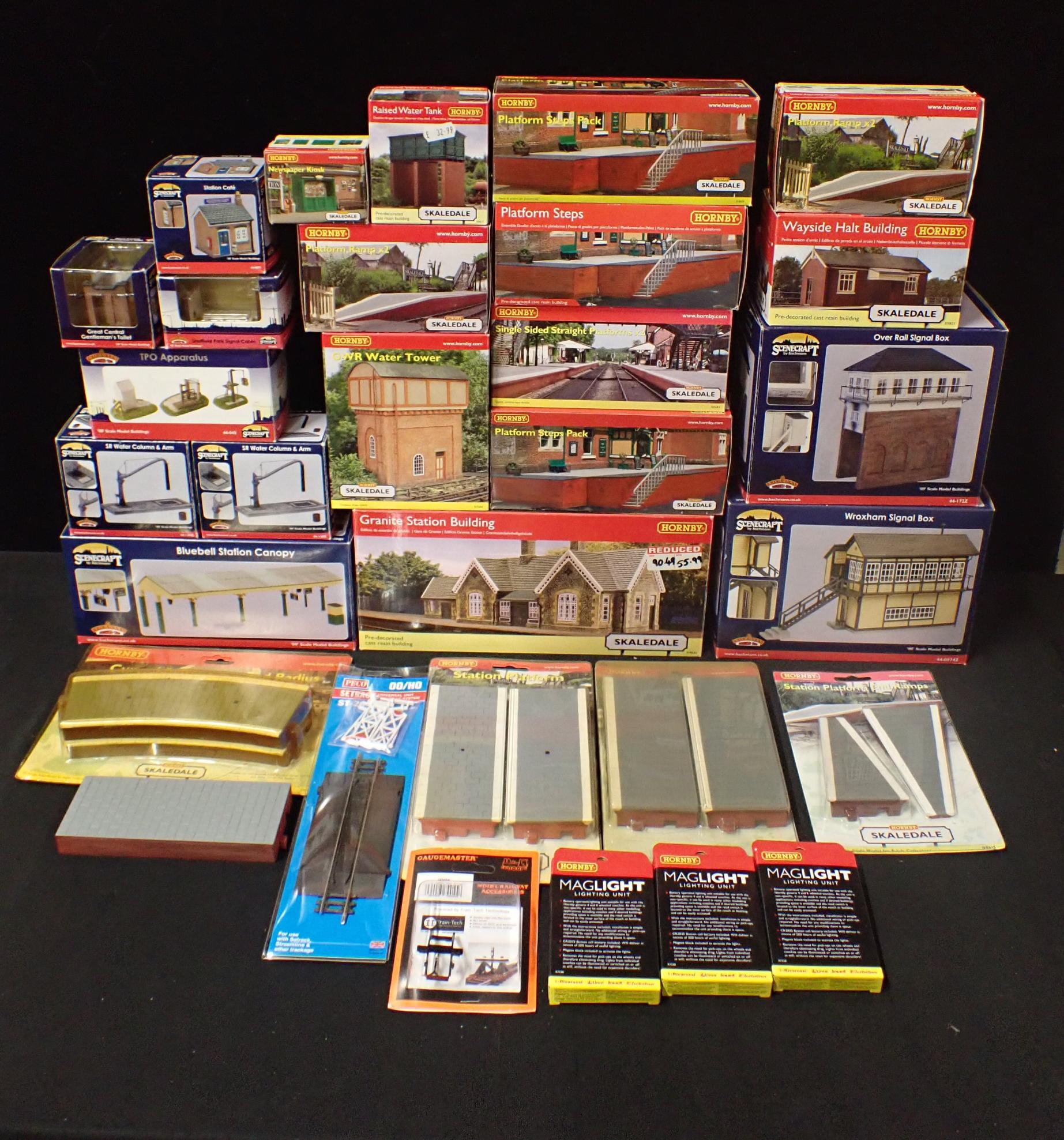 A COLLECTION OF 00 GAUGE RAILWAY BUILDINGS AND STRUCTURES various ...