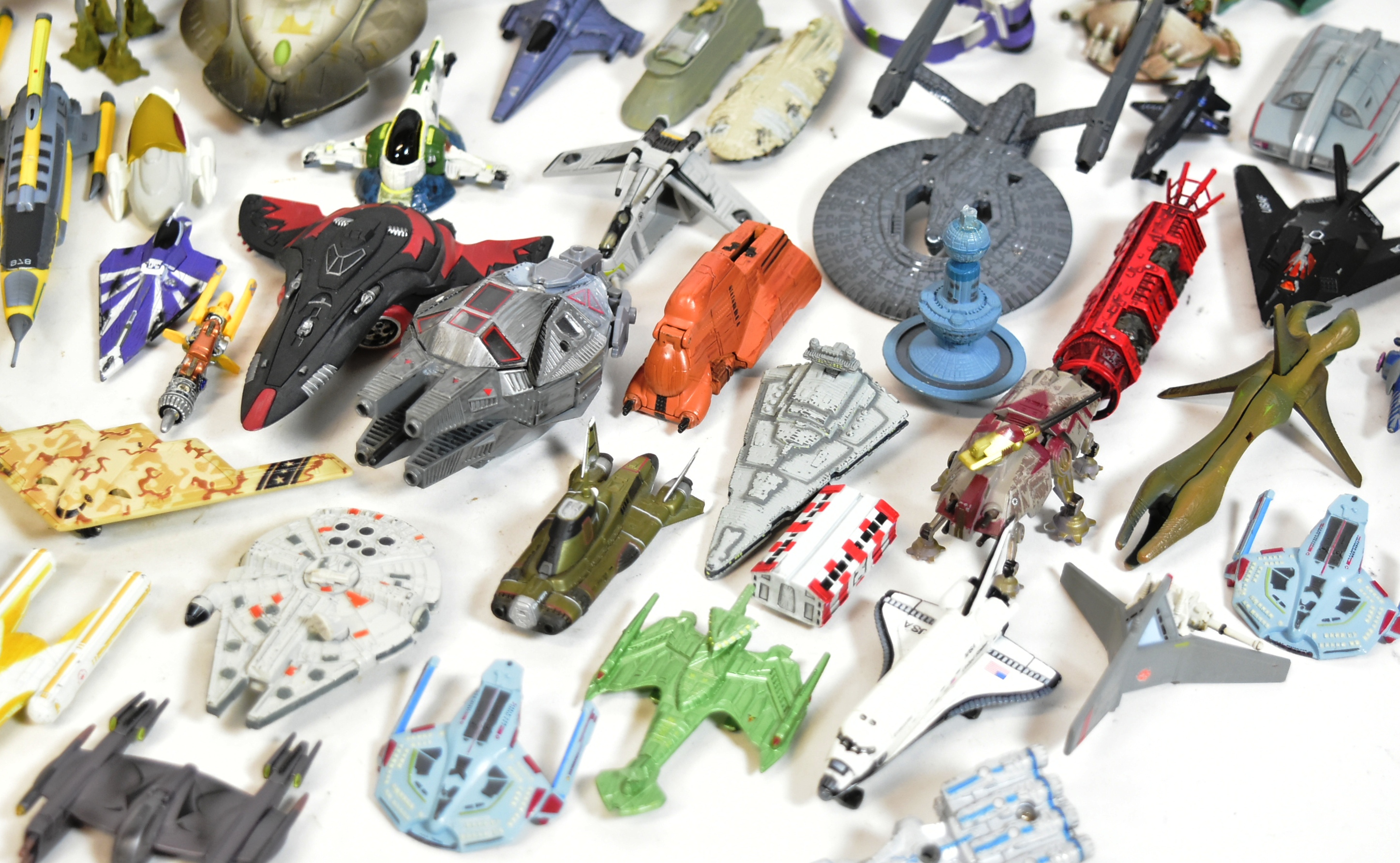 Sci-Fi / Spaceships - a large collection of miniature scale plastic and ...