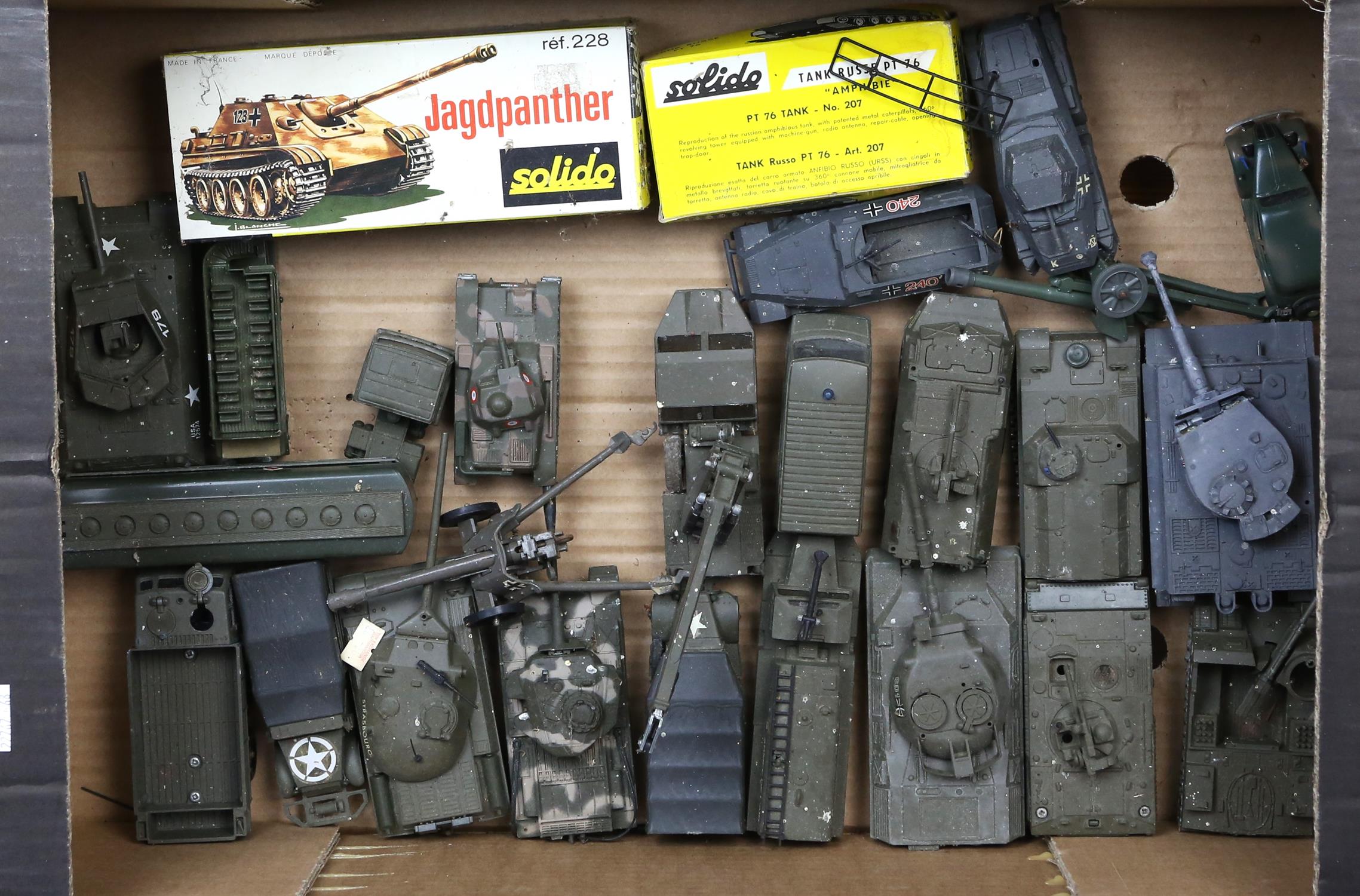 A quantity of Military die-cast tanks and armoured vehicles including ...