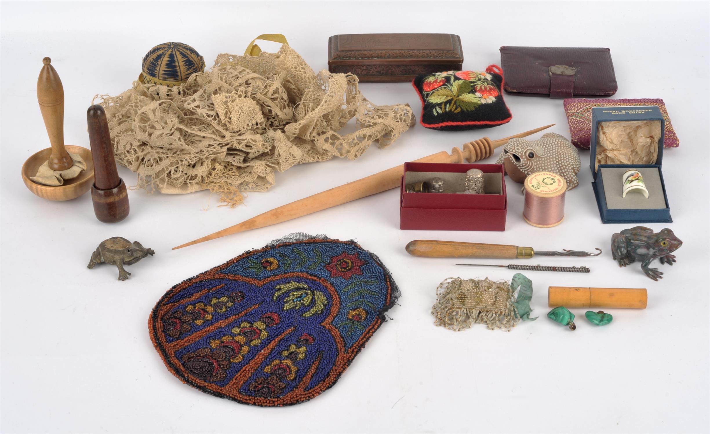 A small collection of early 20th century sewing collectables including ...