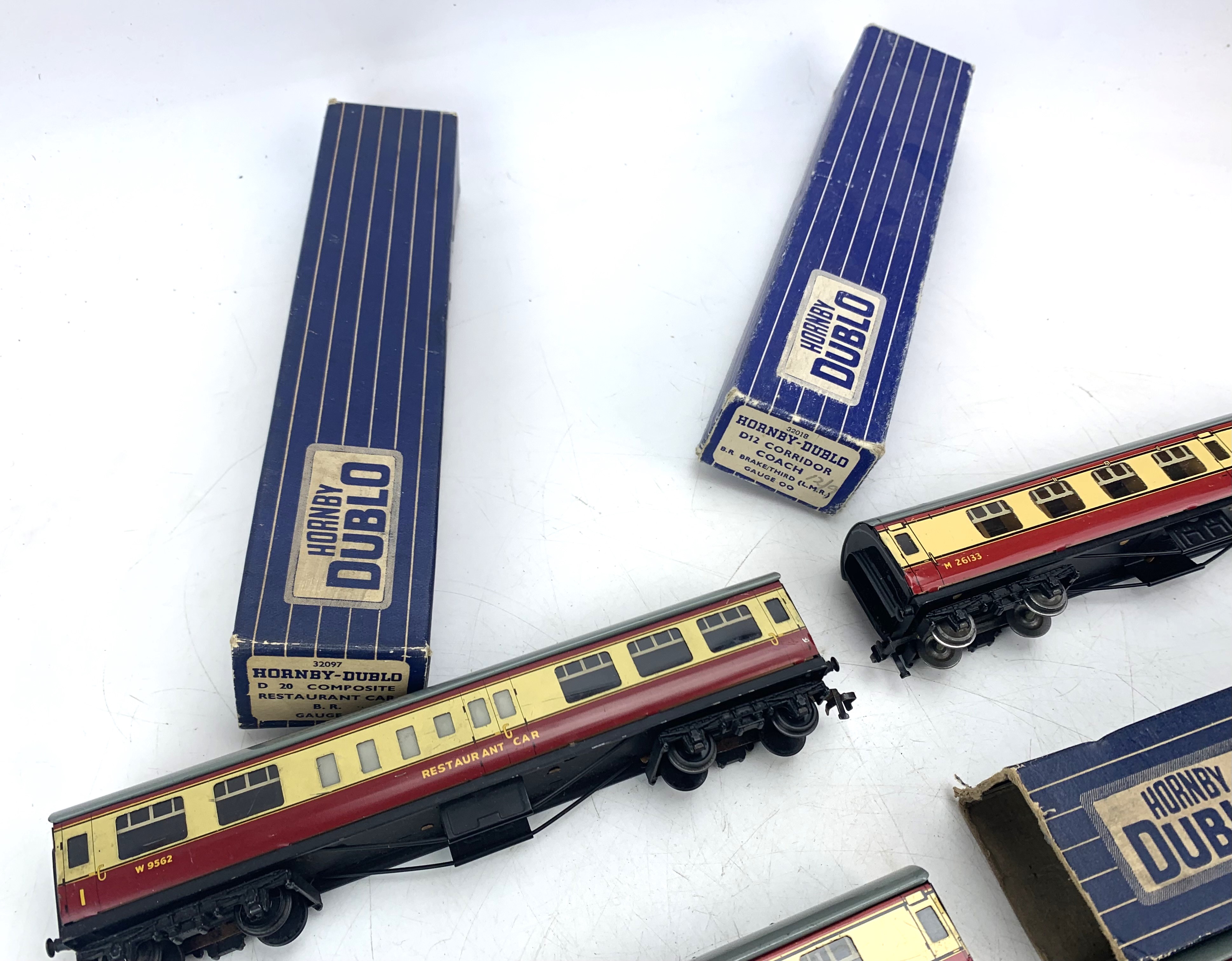 11 Hornby Dublo coaches and restaurant cars- 3 boxed, 8 loose