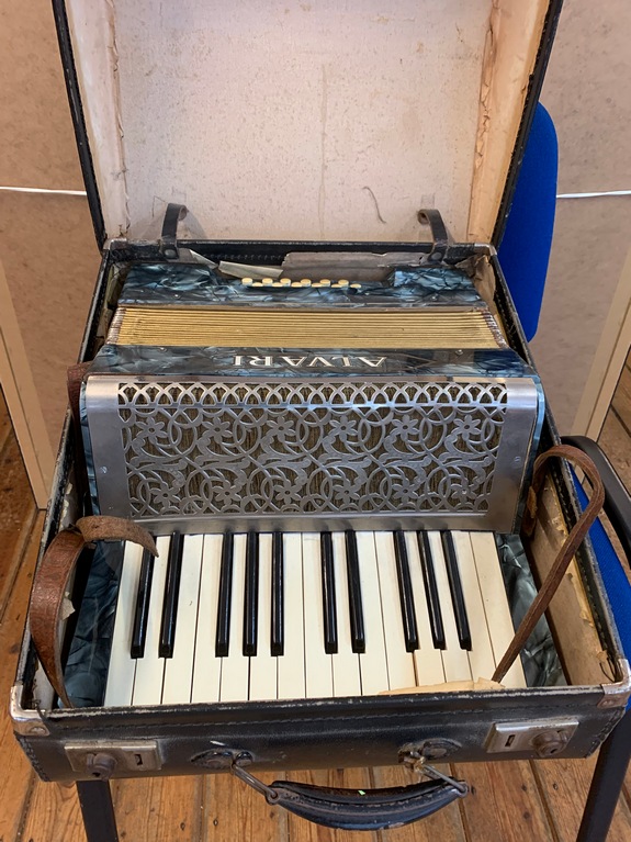 ALVARI PIANO ACCORDIAN. German Alvari piano accordion with blue ...