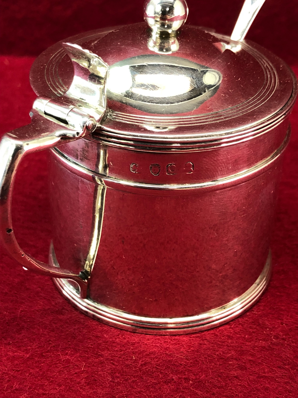 A GEORGE III SILVER DRUM MUSTARD, LONDON 1809, THE HINGED LID WITH ...