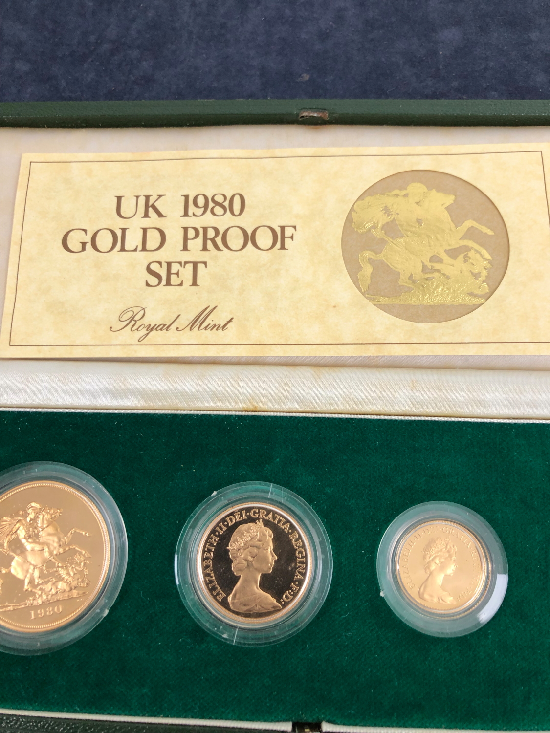 A 1980 ROYAL MINT UK GOLD PROOF COIN SET. COINS TO INCLUDE FIVE POUNDS ...