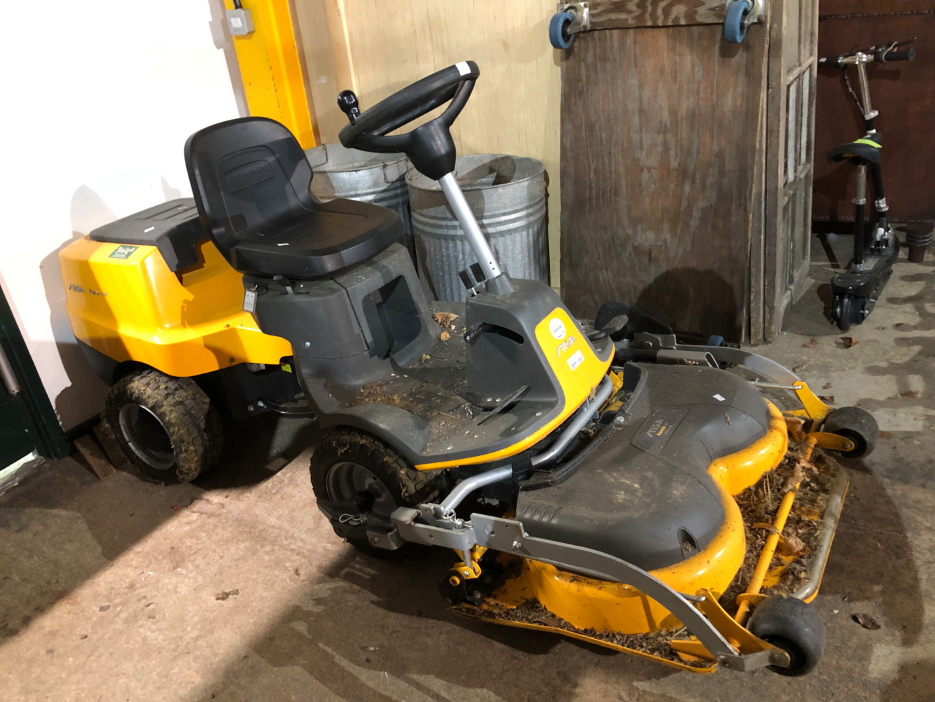 A STIGA COMBI 85 QUICK FLIP RIDE-ON LAWN MOWER.
