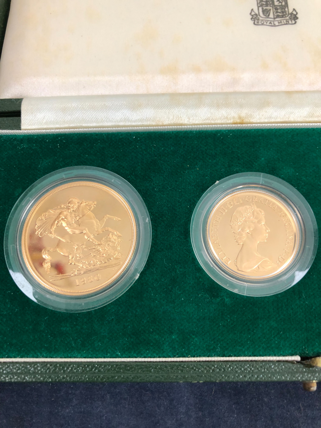A 1980 ROYAL MINT UK GOLD PROOF COIN SET. COINS TO INCLUDE FIVE POUNDS ...