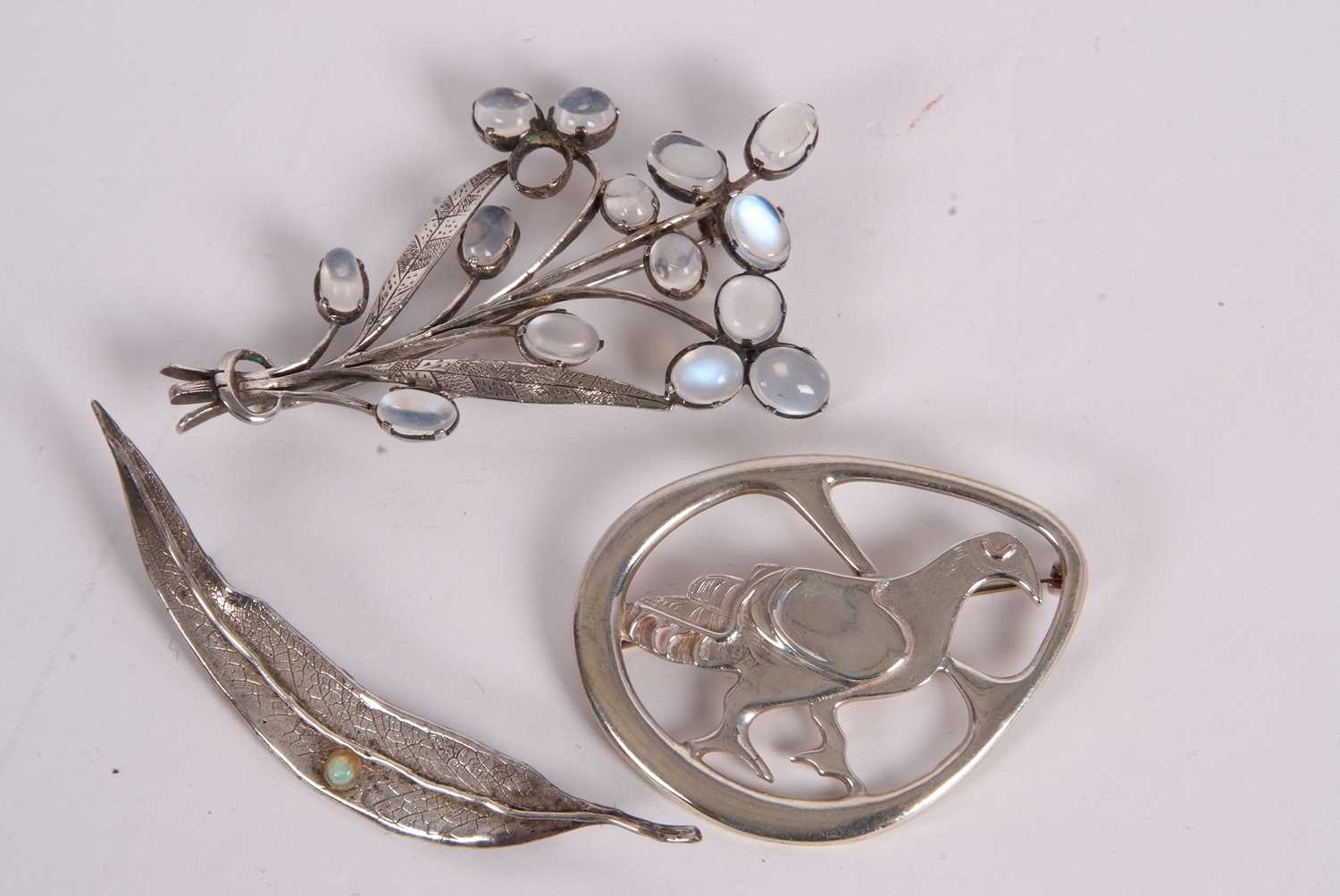 Three brooches, to include an silver pigeon brooch with Edinburgh assay ...